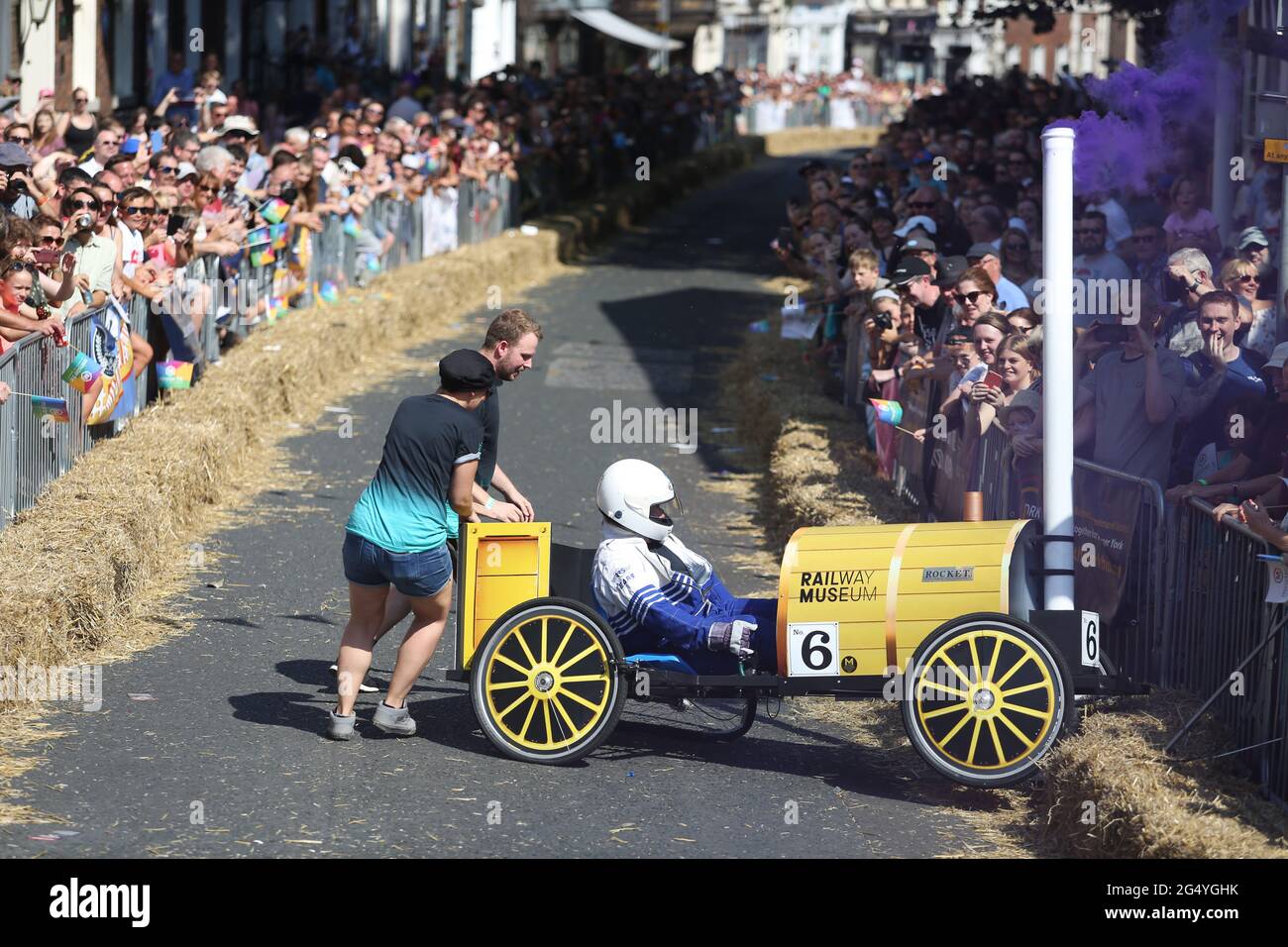 Red bull racing building hi-res stock photography and images - Alamy