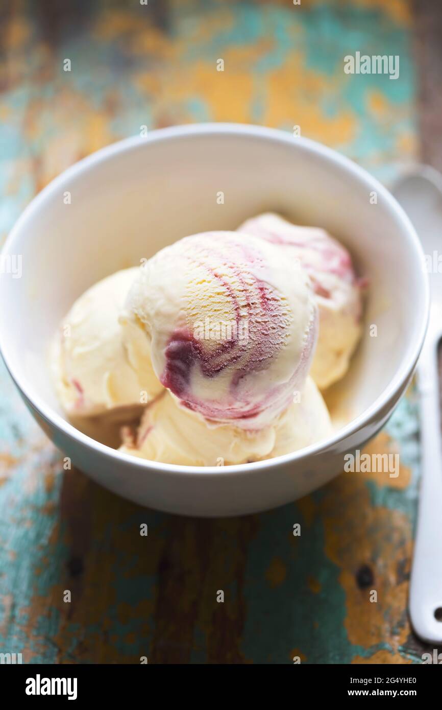 Mango and raspberry ice creams Stock Photo - Alamy