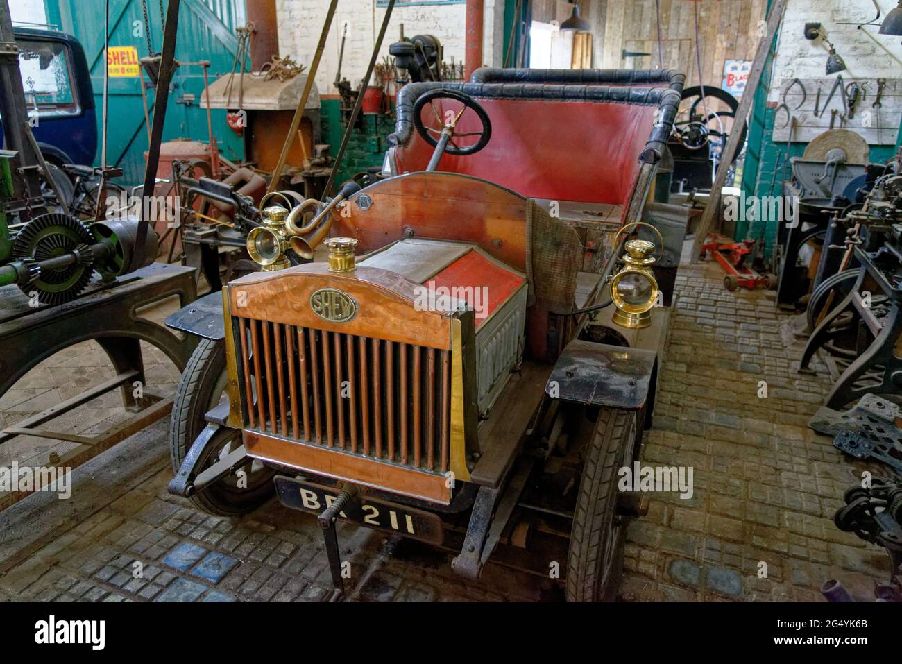 Historic car automobile repair service workshop hi-res stock ...