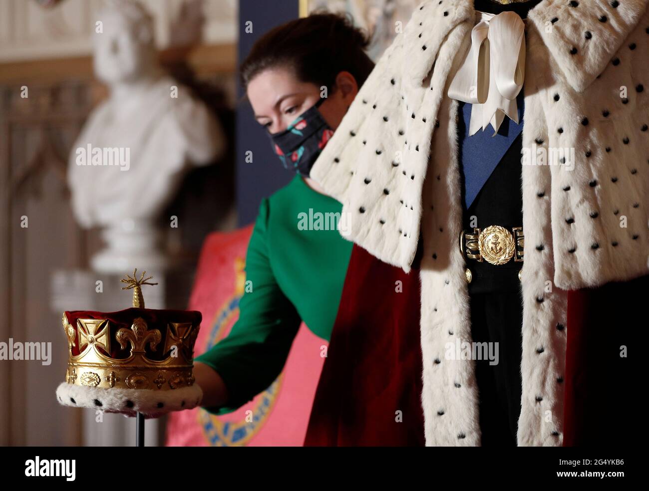 Prince philip uniform 1953 hi-res stock photography and images - Alamy