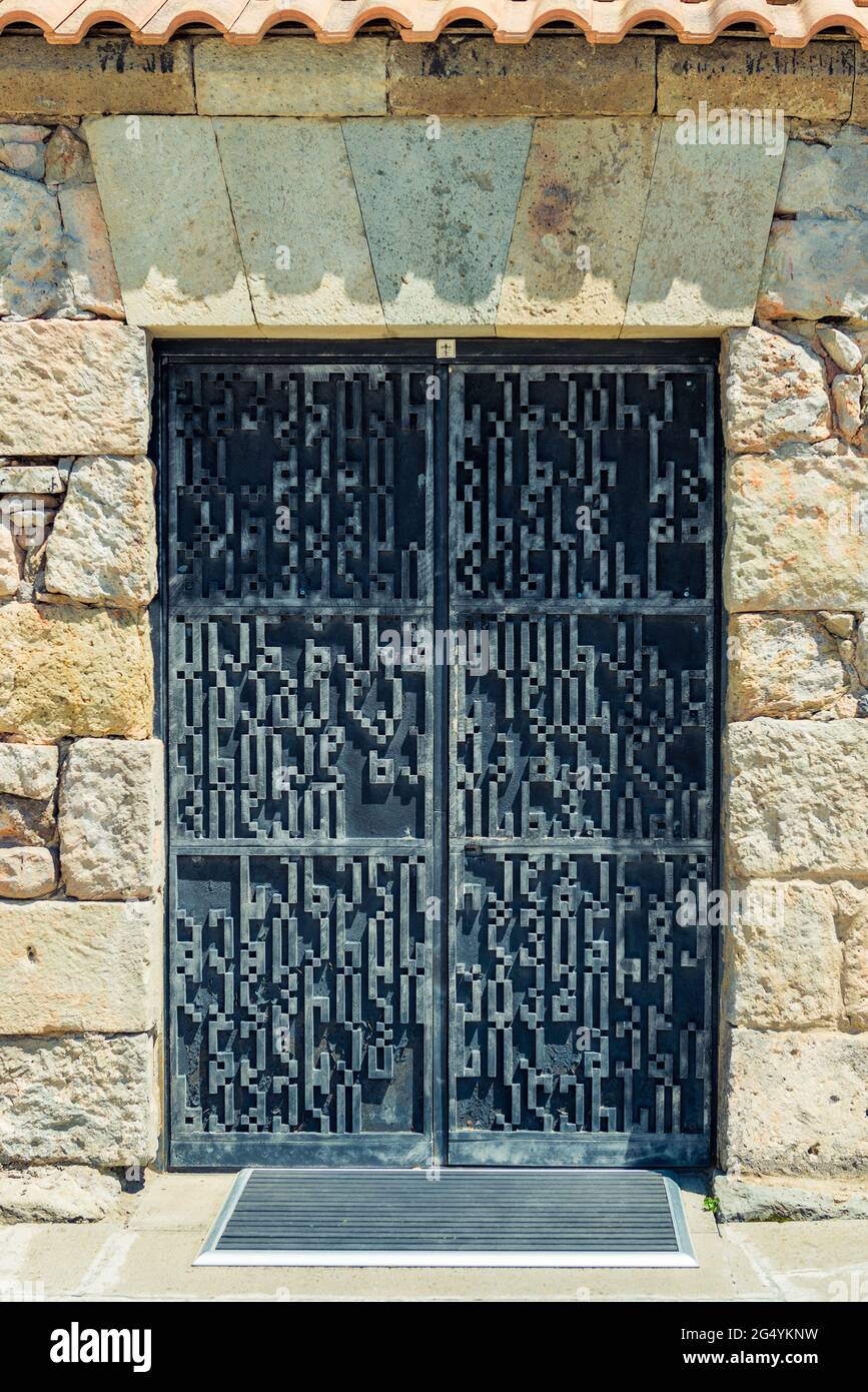 Forged metal gate hi-res stock photography and images - Alamy