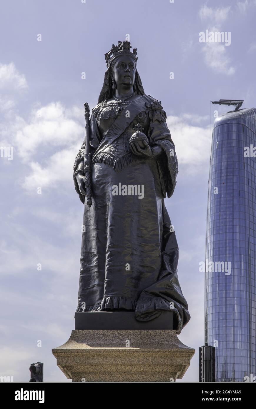 LONDON, UNITED KINGDOM - Jun 23, 2021: A statue of Queen Victoria by C ...