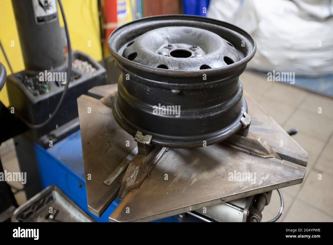 Disassembly of the wheel. Car drive. Tire service Stock Photo - Alamy