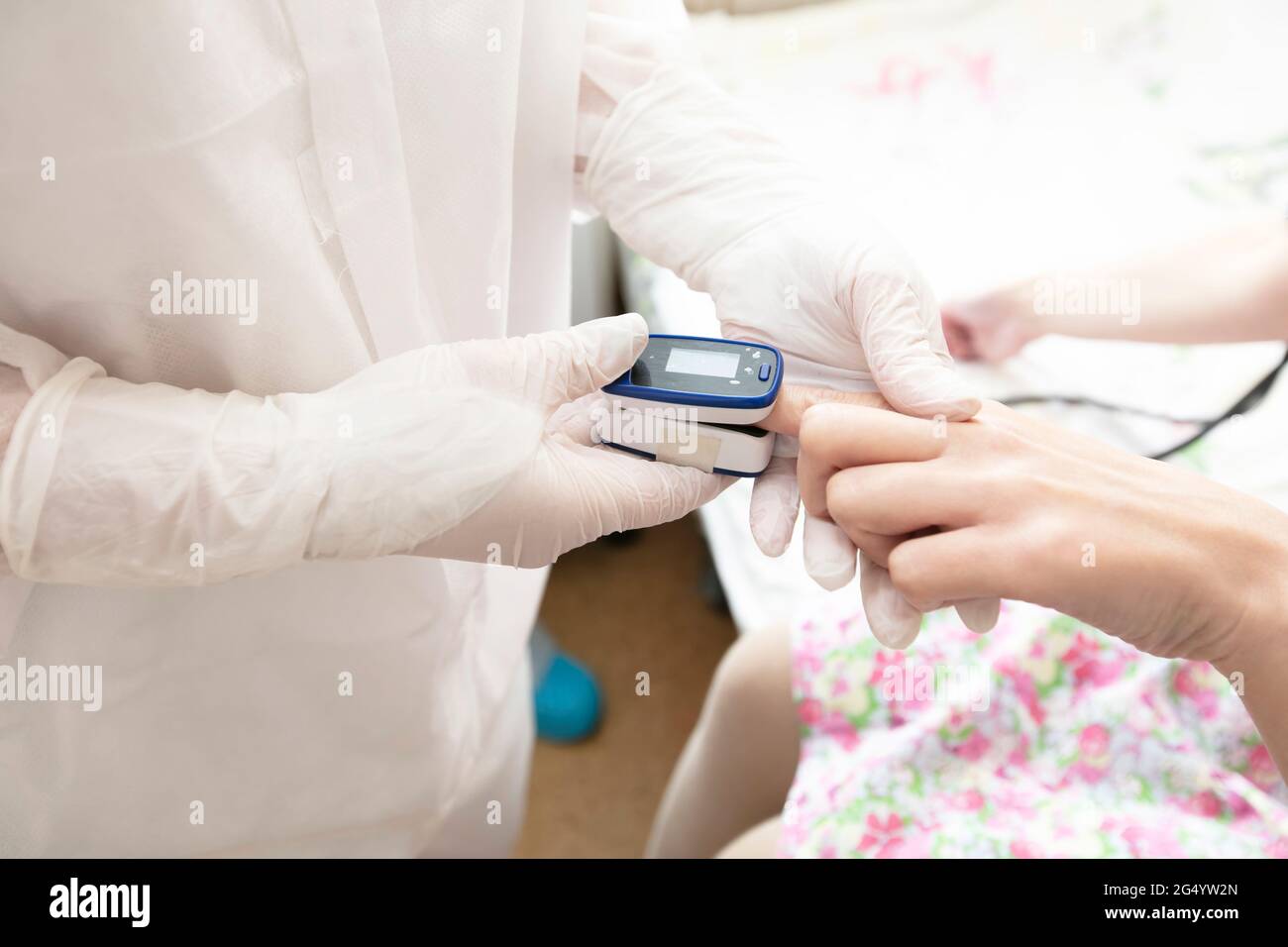 Measurement of oxygen level with a pulse oximeter Stock Photo - Alamy