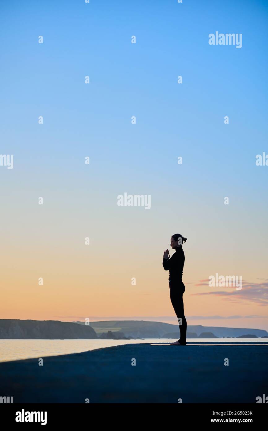 Upward salute pose hi-res stock photography and images - Alamy