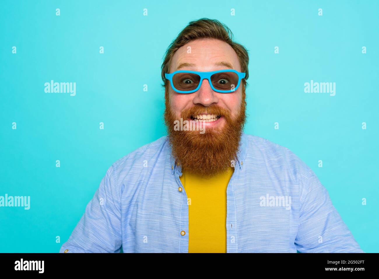 Happy man sunglasses hi-res stock photography and images - Alamy