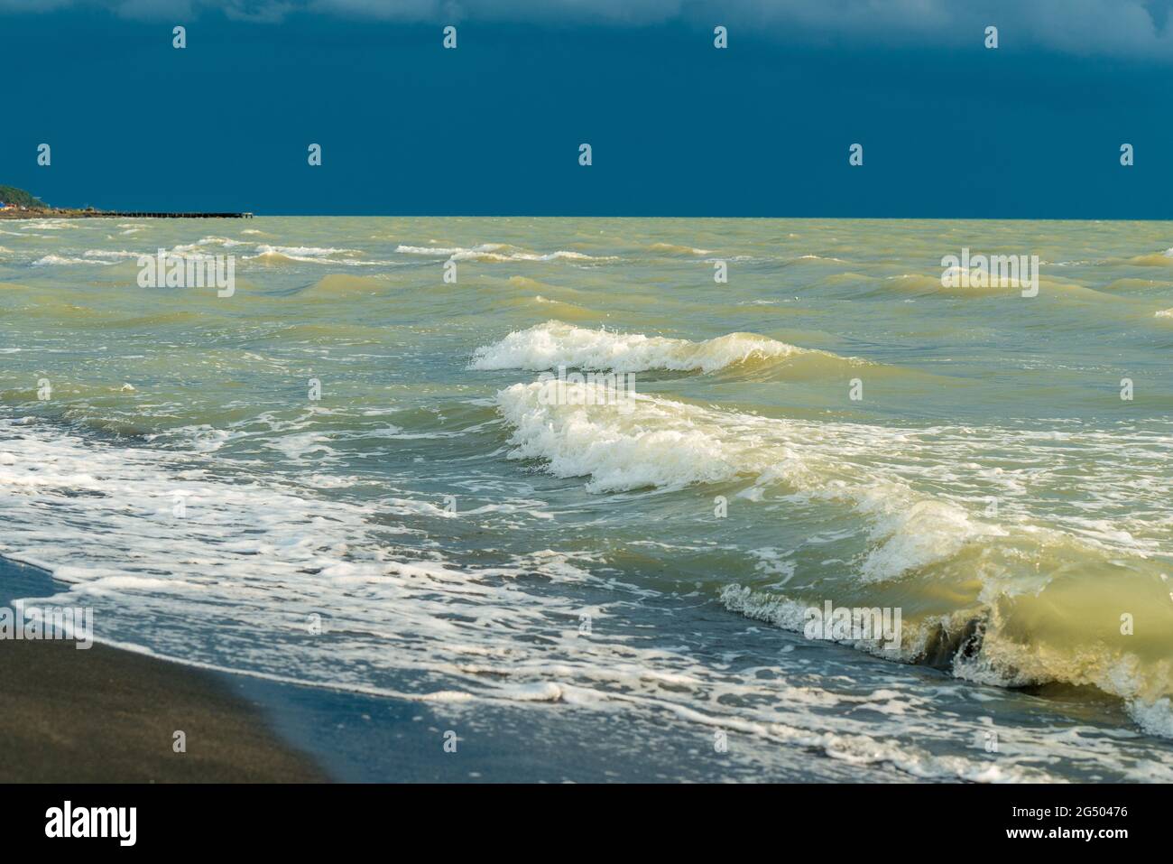 sea and blue dramatic sky. tide at sea during blue twilight in cloudy ...