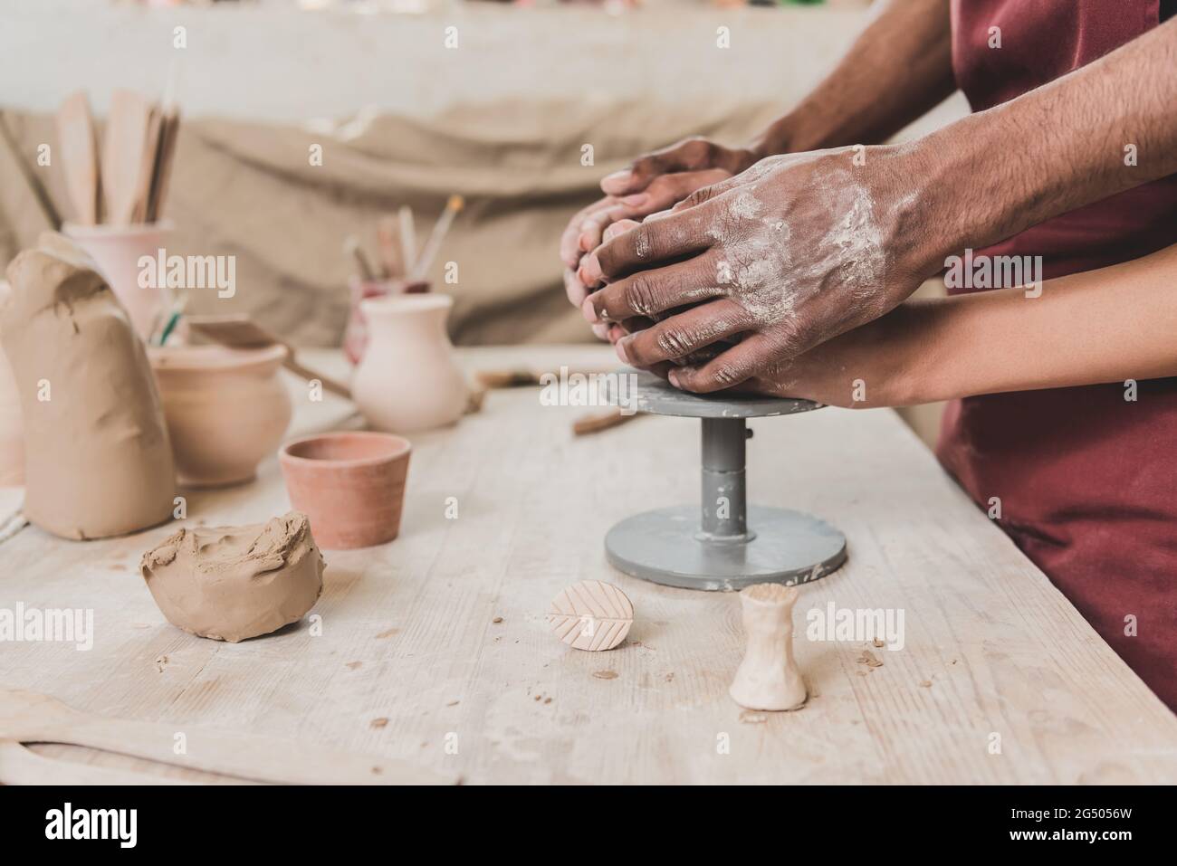 African making clay pots hi-res stock photography and images - Alamy