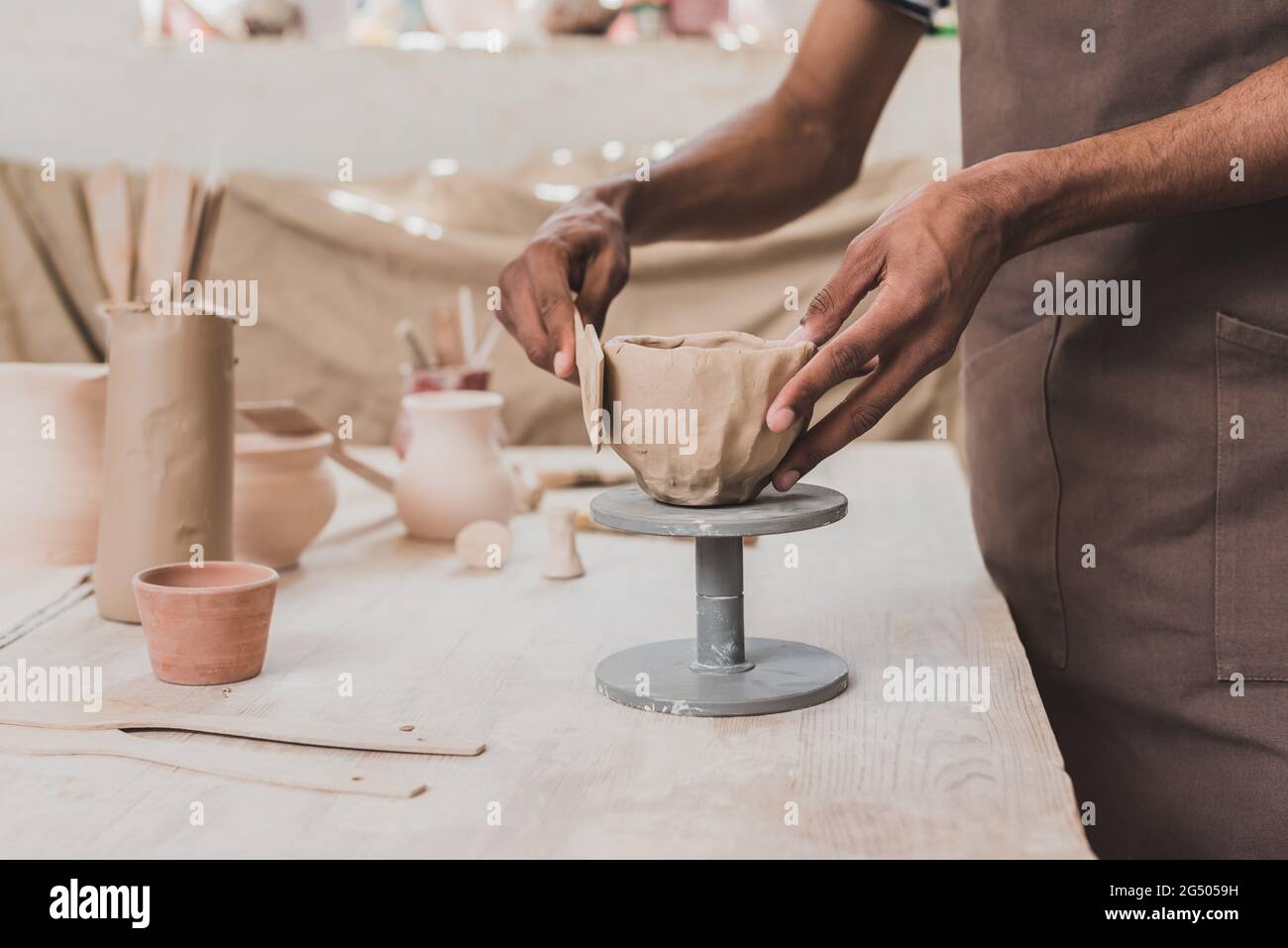 African making clay pots hi-res stock photography and images - Alamy