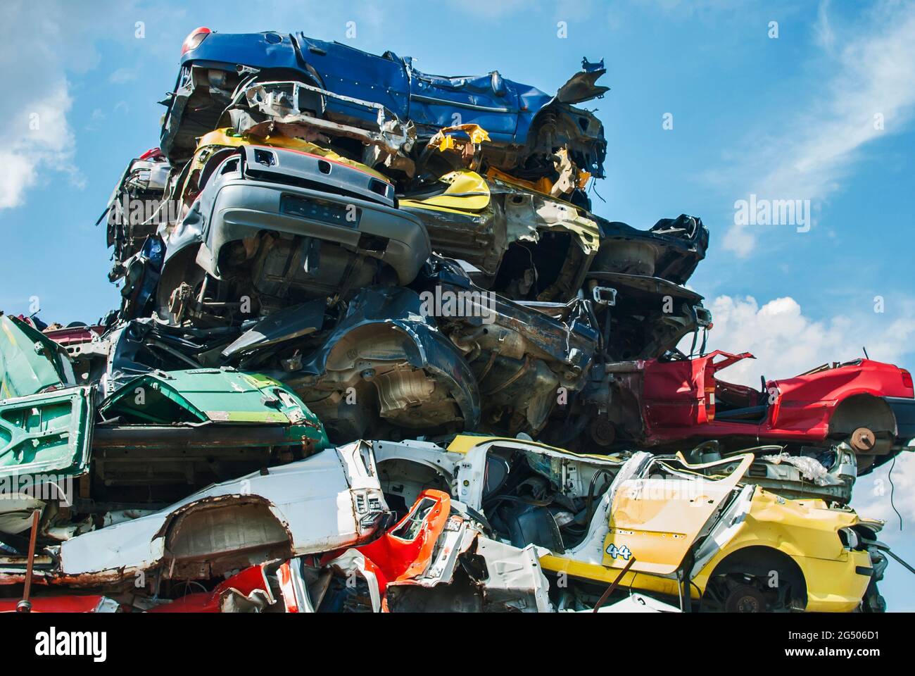 Junk cars pile hi-res stock photography and images - Alamy