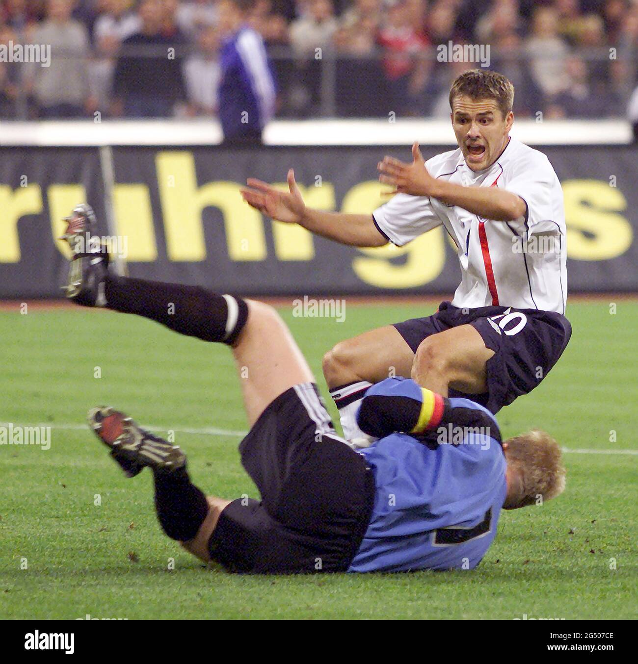 Michael owen 2001 hi-res stock photography and images - Alamy