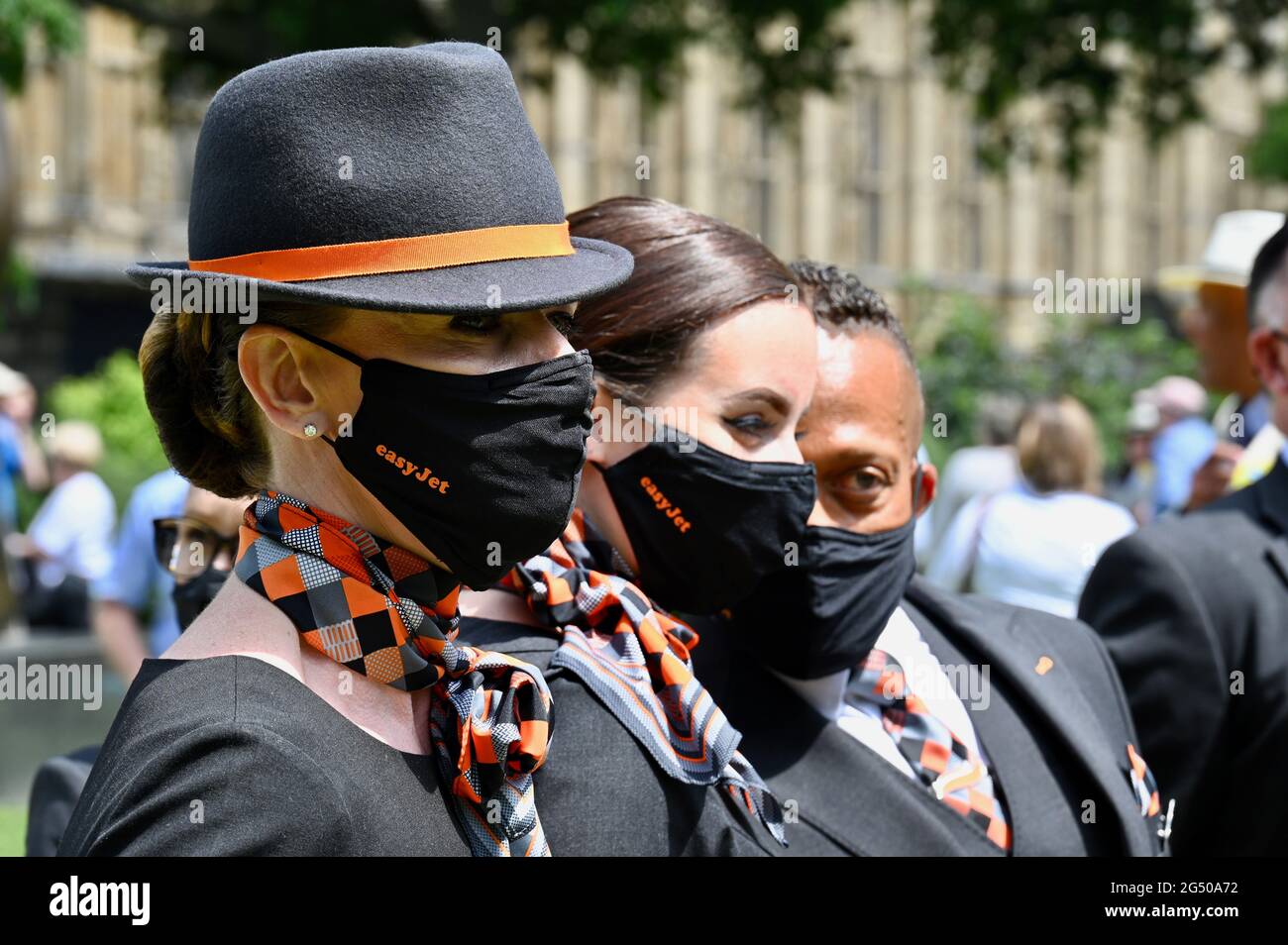 Easyjet cabin crew hi-res stock photography and images - Alamy