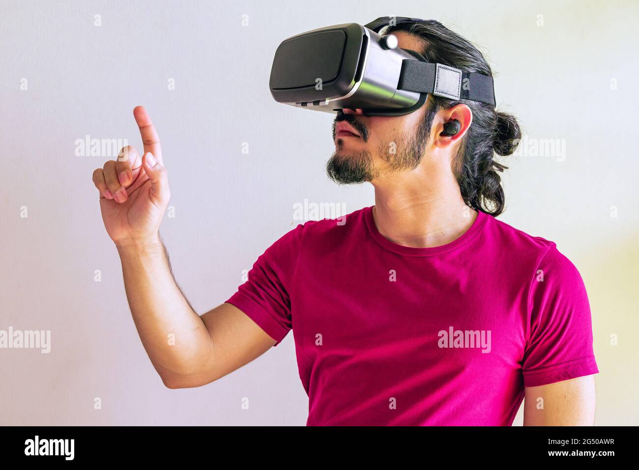 Virtual reality technology home man hi-res stock photography and images ...