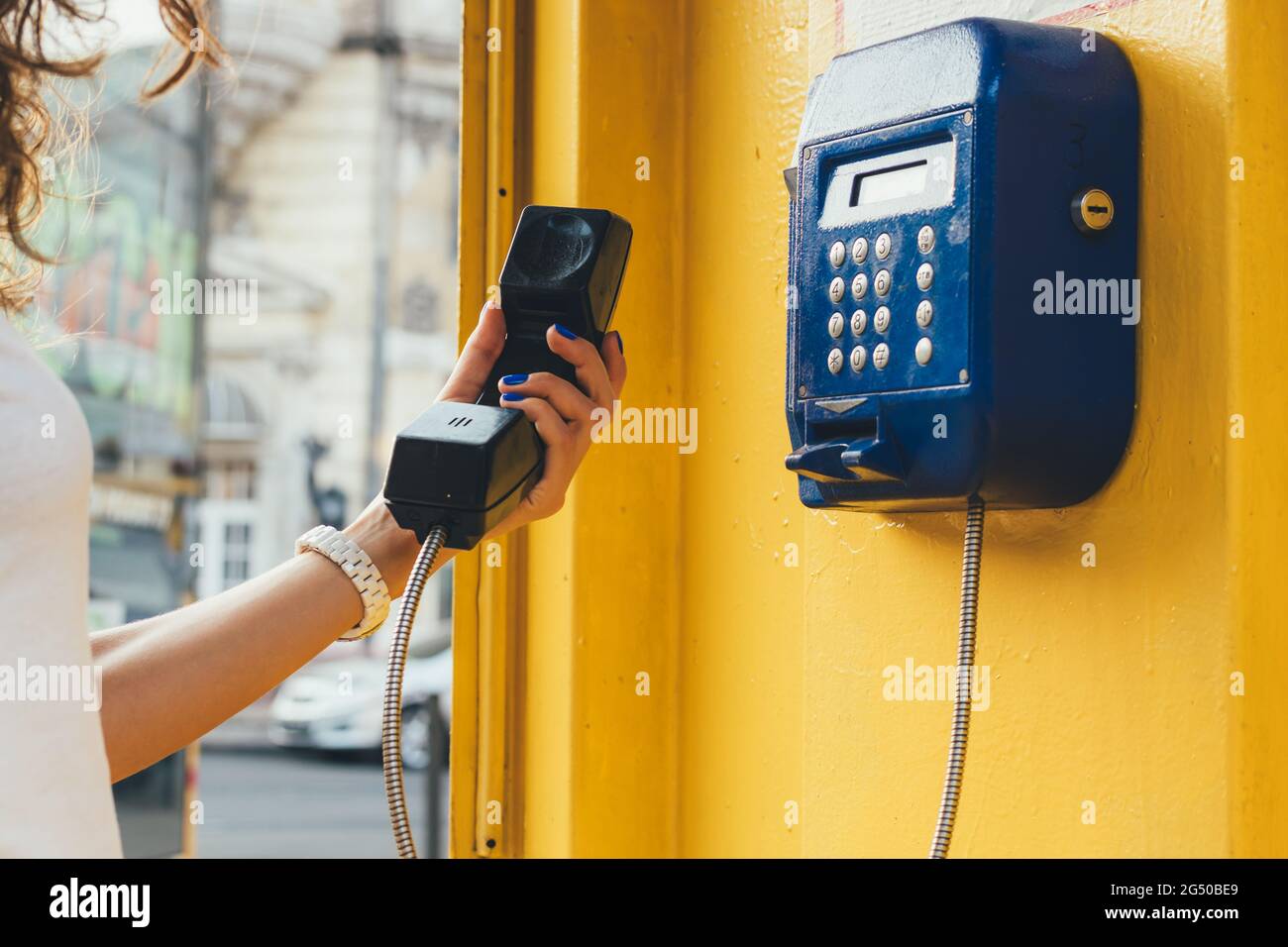 Hand holding receiver hi-res stock photography and images - Alamy