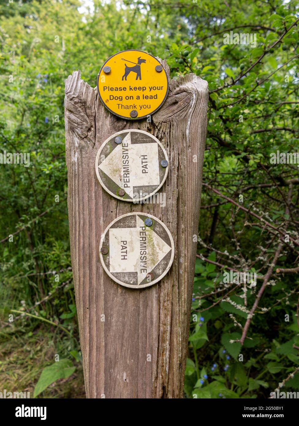 Permissive footpath sign hi-res stock photography and images - Alamy