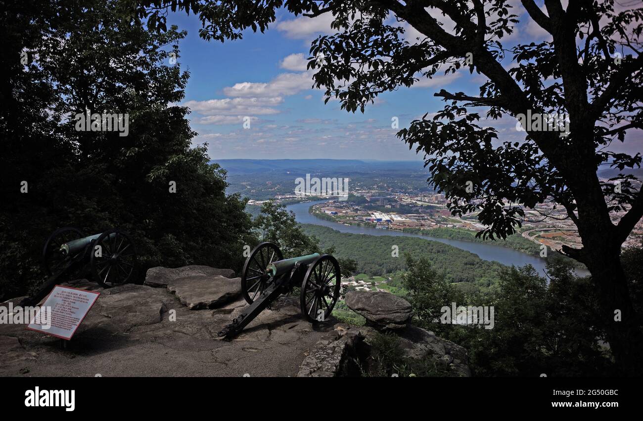 Cannons overlook Chattanooga and the Tennessee River at Moccasin Bend ...