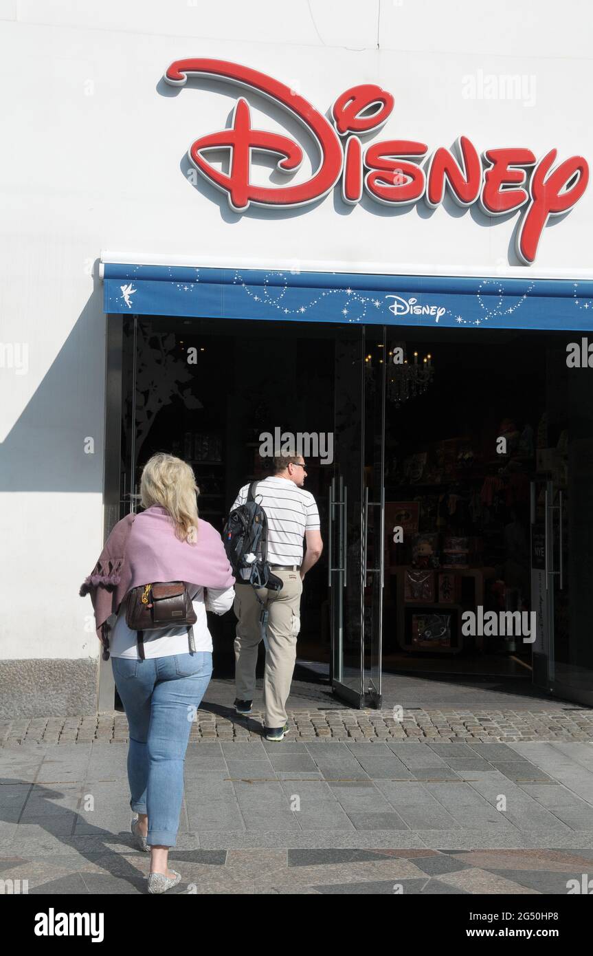 Disney shopers hi-res stock photography and images - Alamy