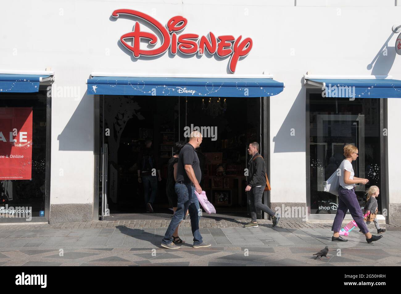 Disney shopers hi-res stock photography and images - Alamy