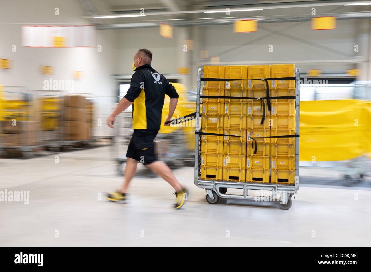 Logística dhl hi-res stock photography and images - Alamy