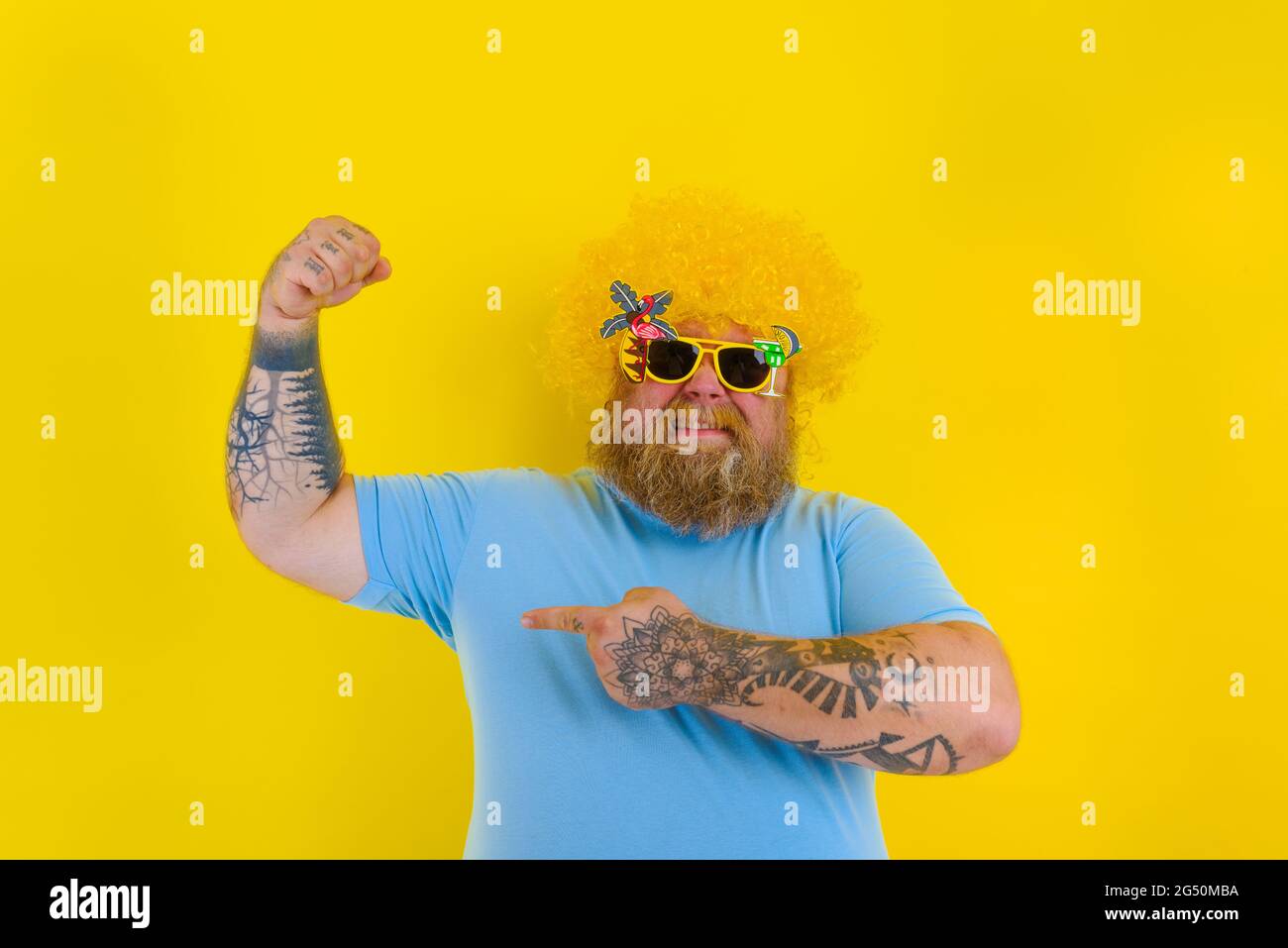Fat man with wig in head and sunglasses shows his muscle Stock Photo ...