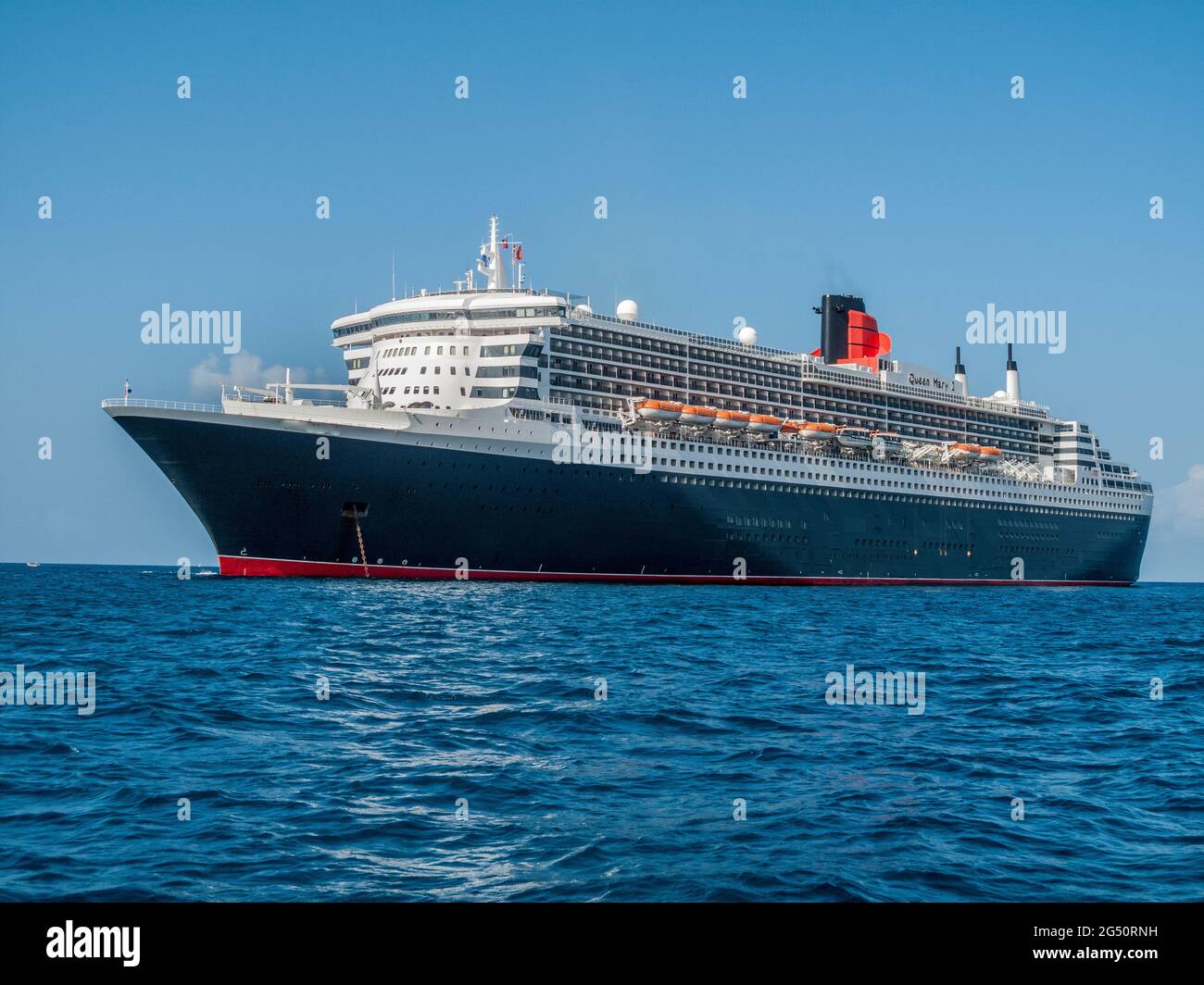 Luxery cruise ship queen mary anchoring in front of st hi-res stock ...