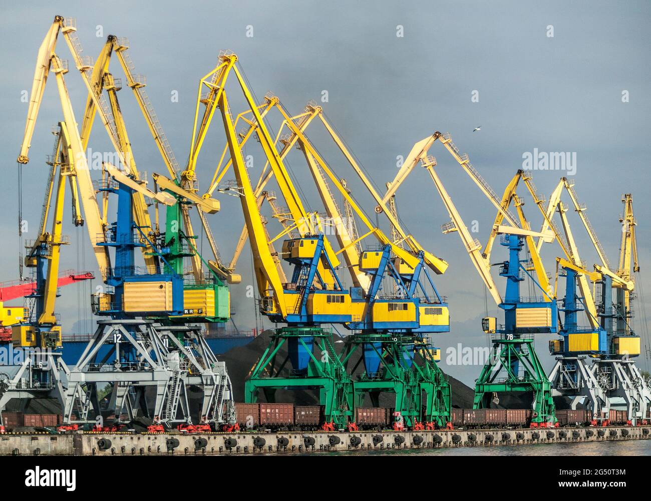 Coal loading hi-res stock photography and images - Alamy