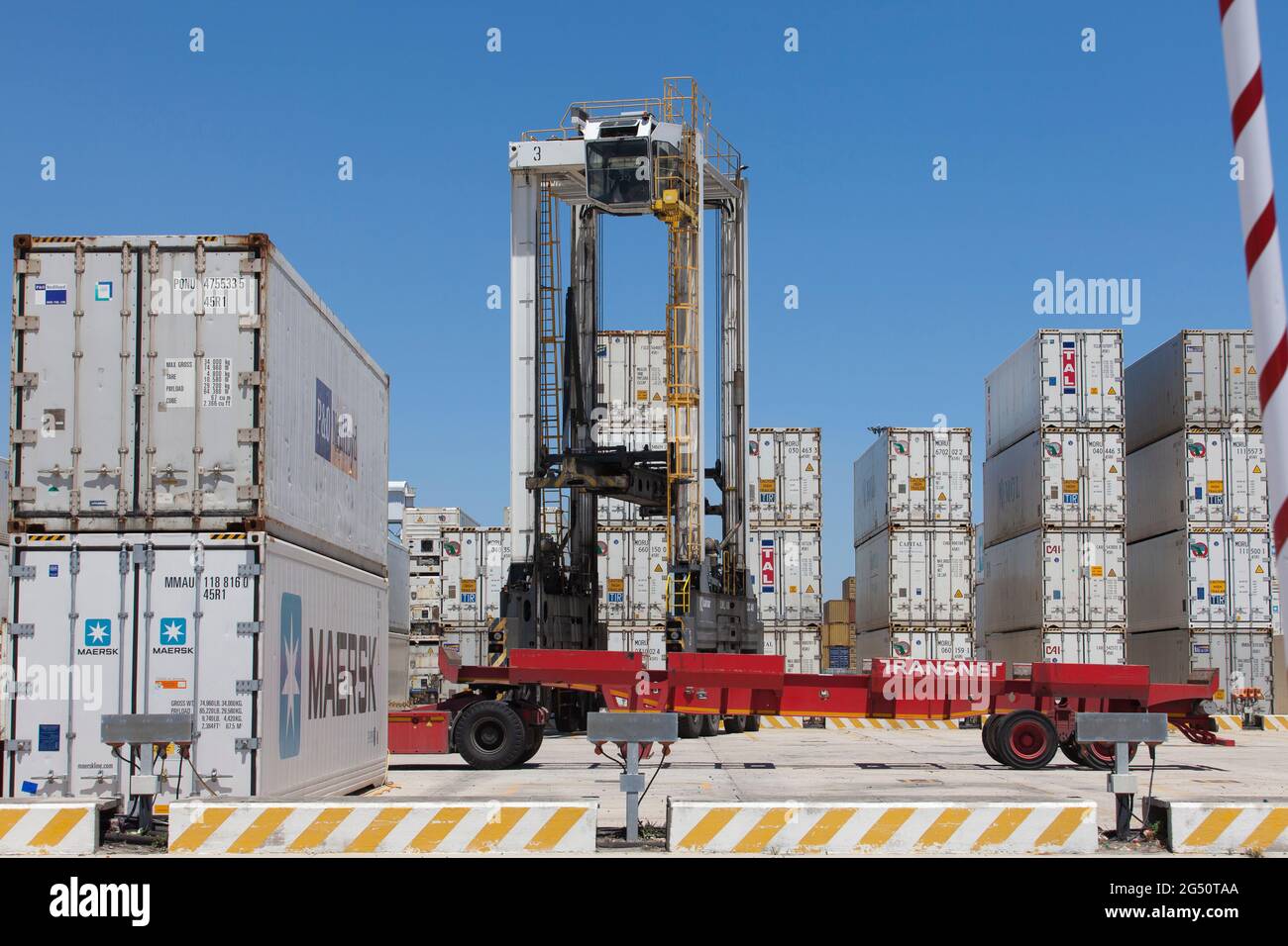 Shipment containers background hi-res stock photography and images - Alamy