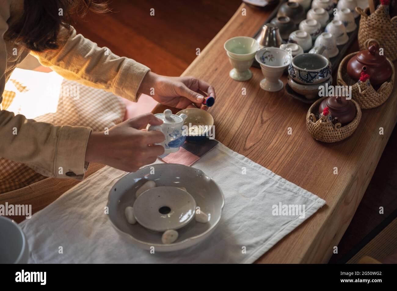 Hands pouring tea hi-res stock photography and images - Alamy