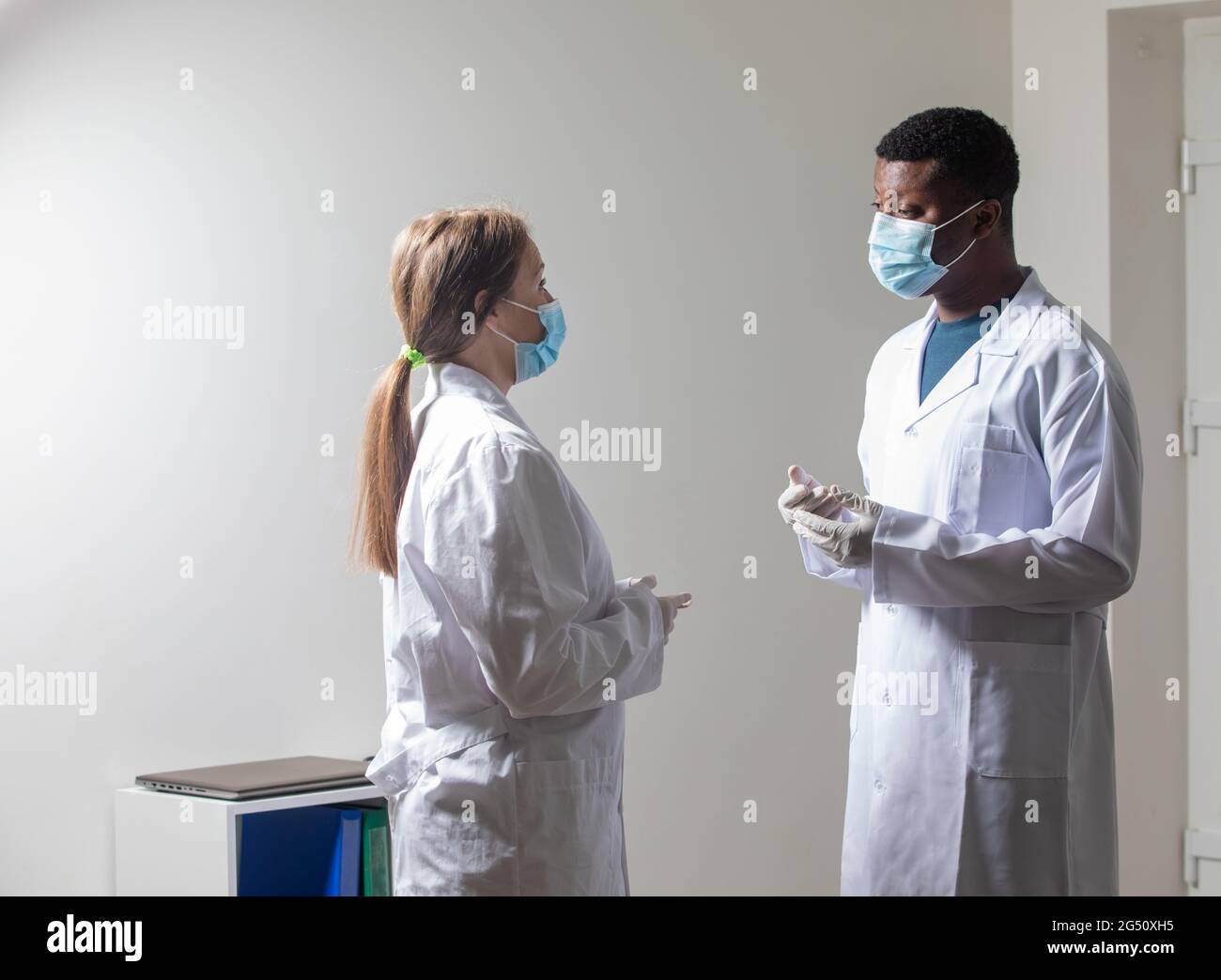 Diverse group doctors wearing masks hi-res stock photography and images ...