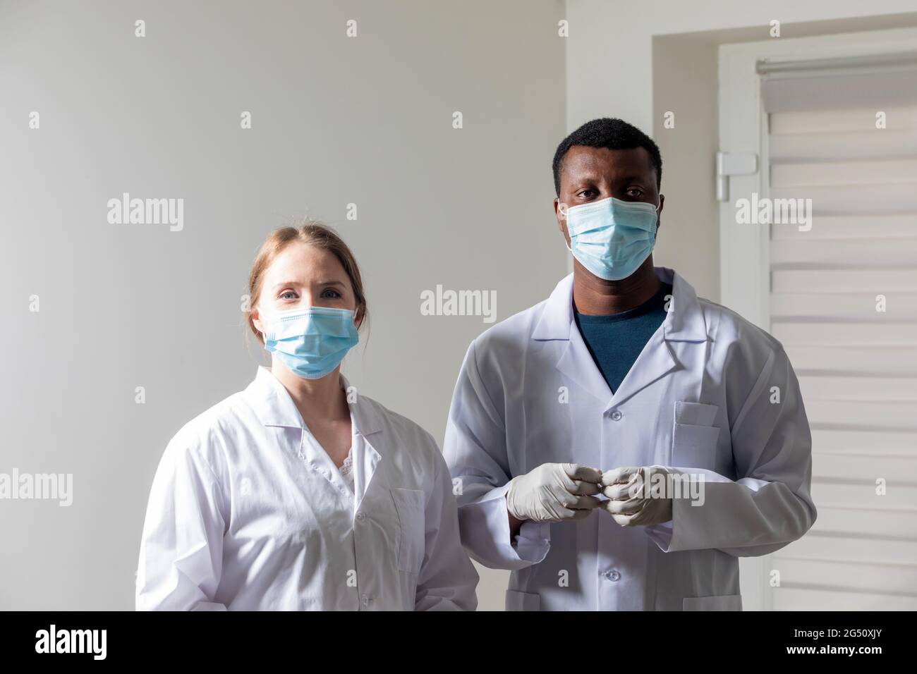 Diverse group doctors wearing masks hi-res stock photography and images ...