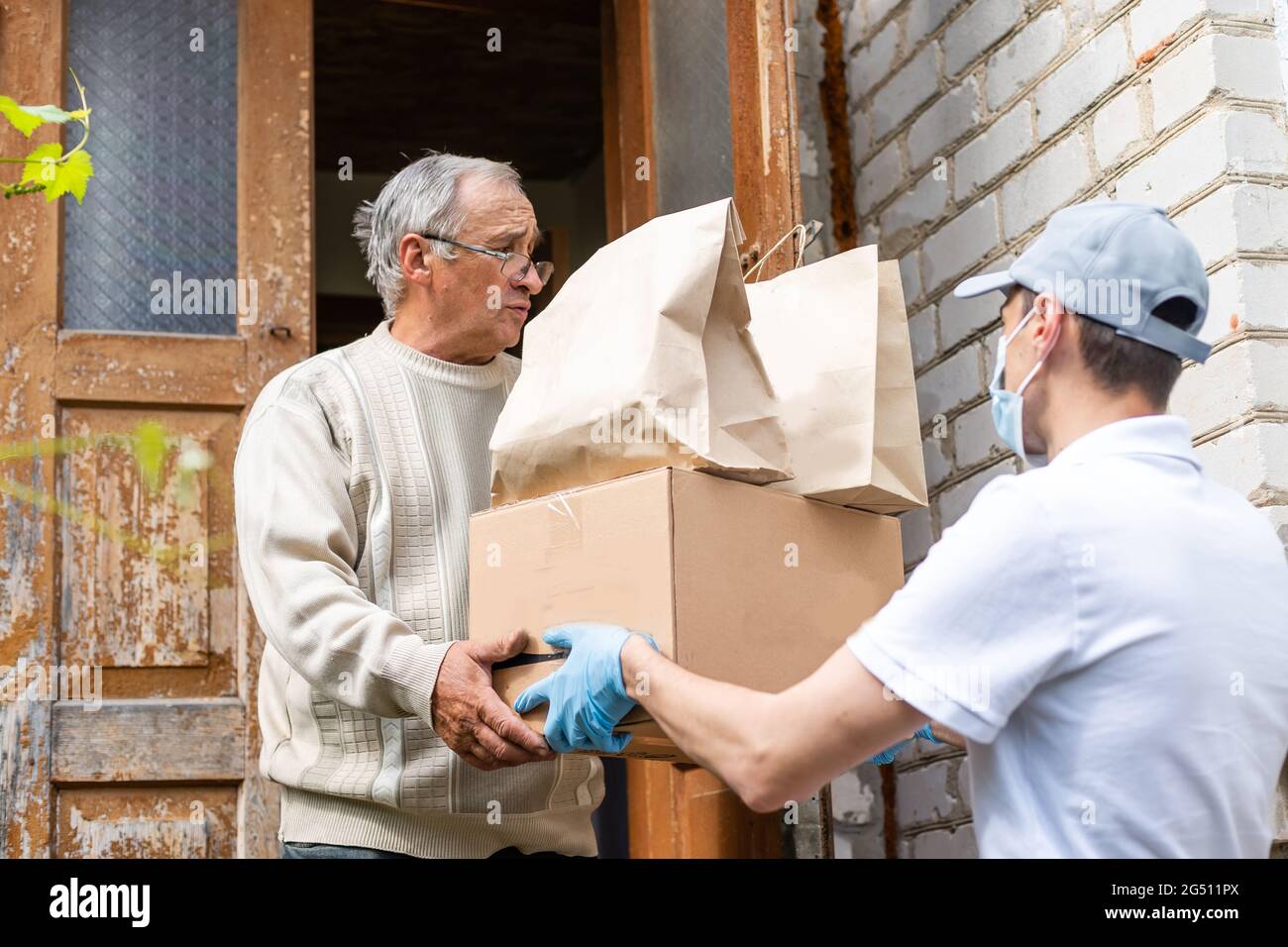 Giving groceries to old people hi-res stock photography and images - Alamy