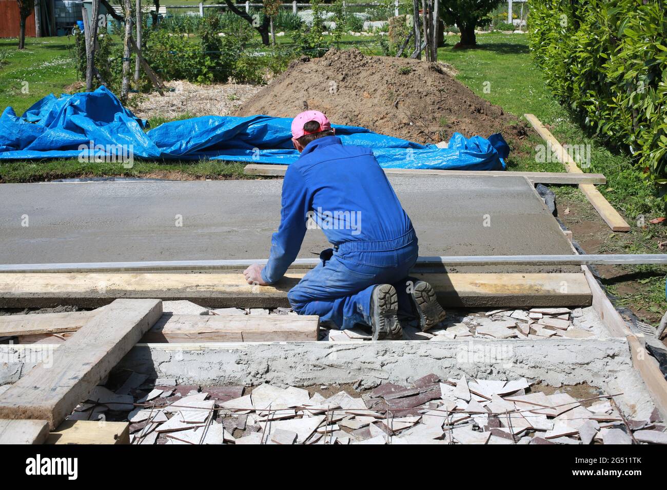 A man creating a concrete base Stock Photo - Alamy