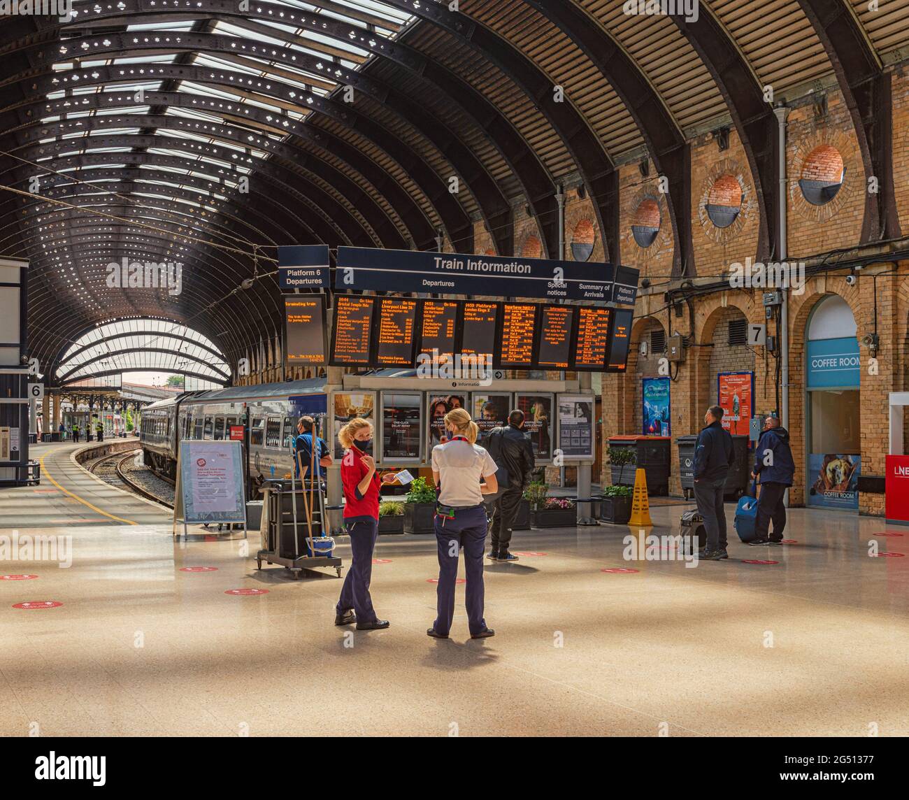 Arrivals notice board hi-res stock photography and images - Alamy