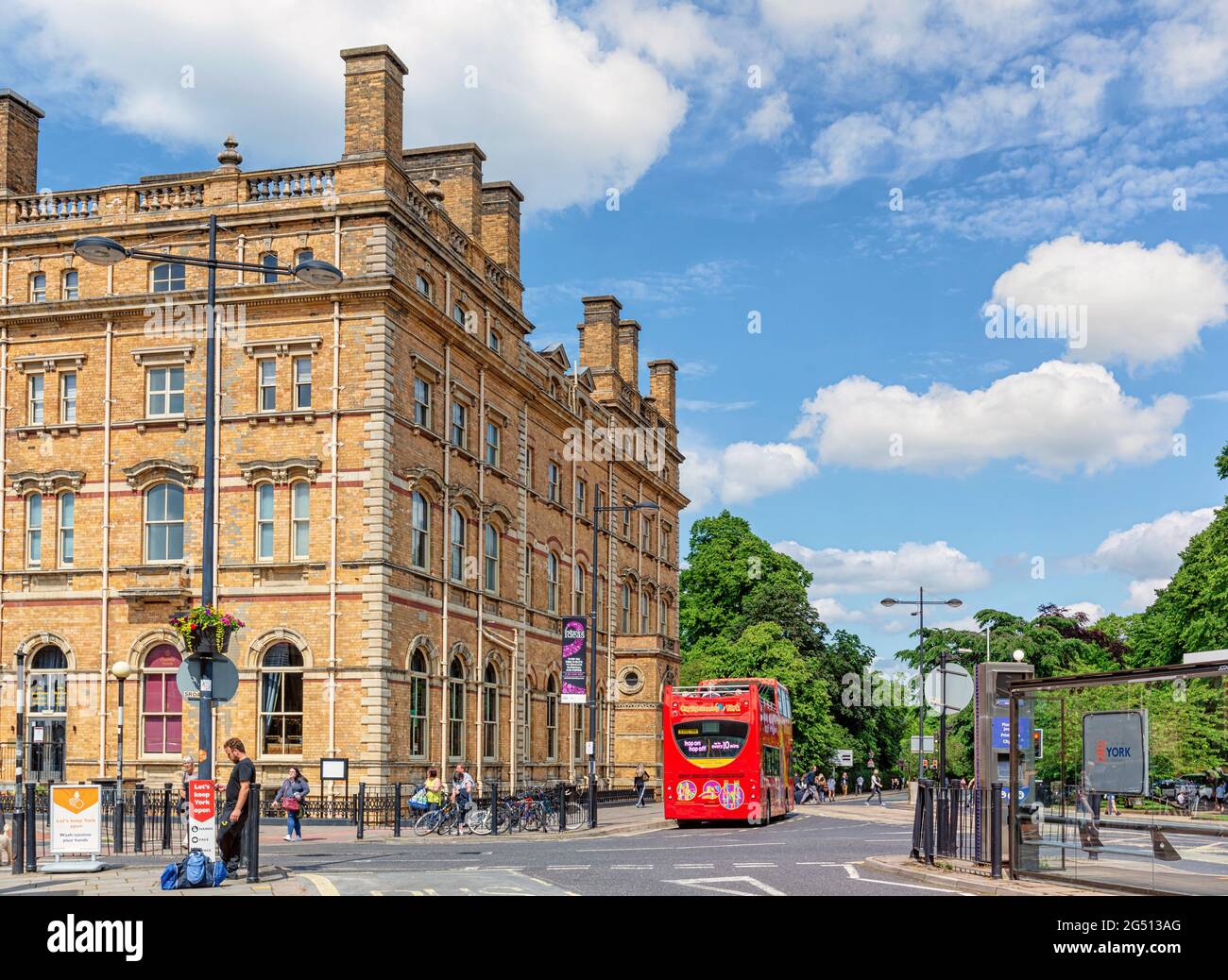 Victorian bus shelter hi-res stock photography and images - Alamy