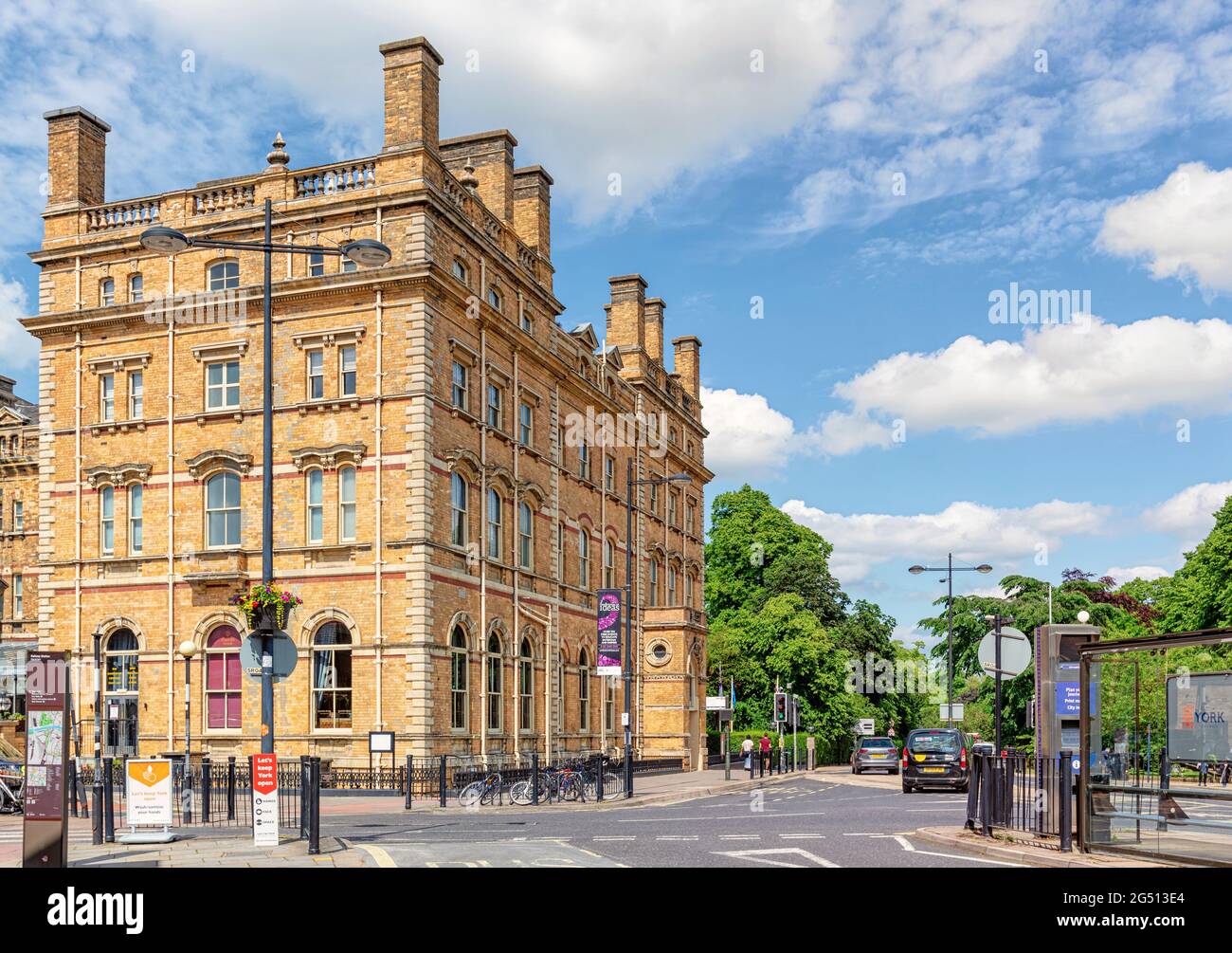 Victorian bus shelter hi-res stock photography and images - Alamy