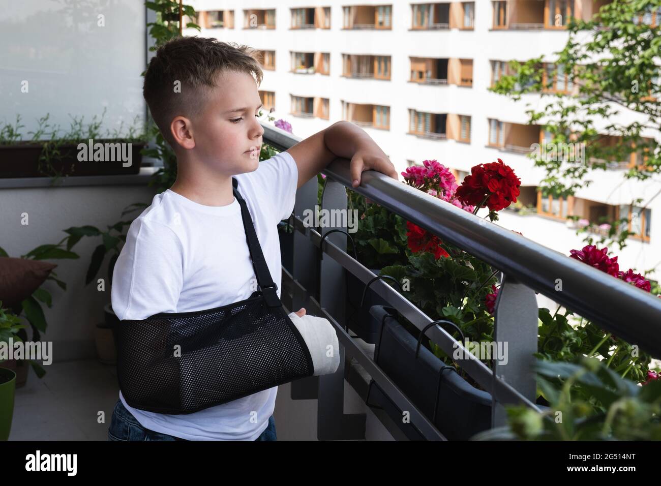 Child broken arm in sling hi-res stock photography and images - Alamy