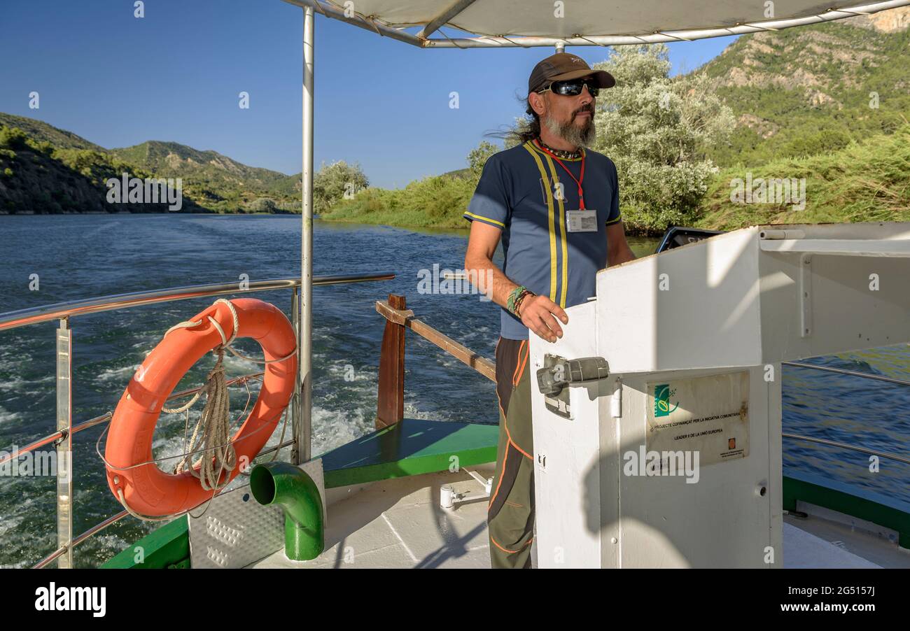 Barco navegando por el agua hi-res stock photography and images - Alamy