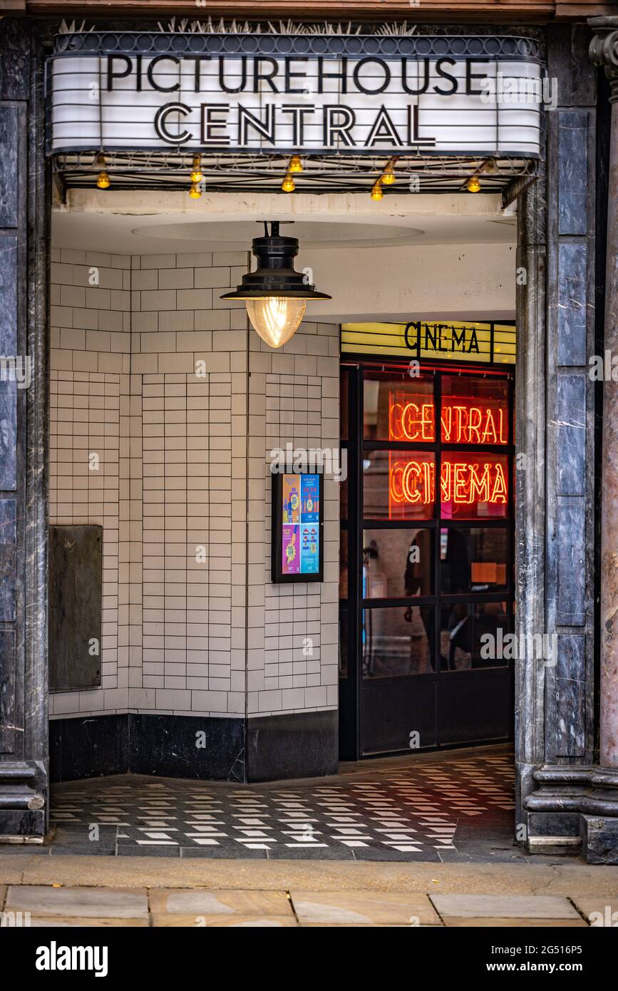 Cinemas entrance hi-res stock photography and images - Alamy