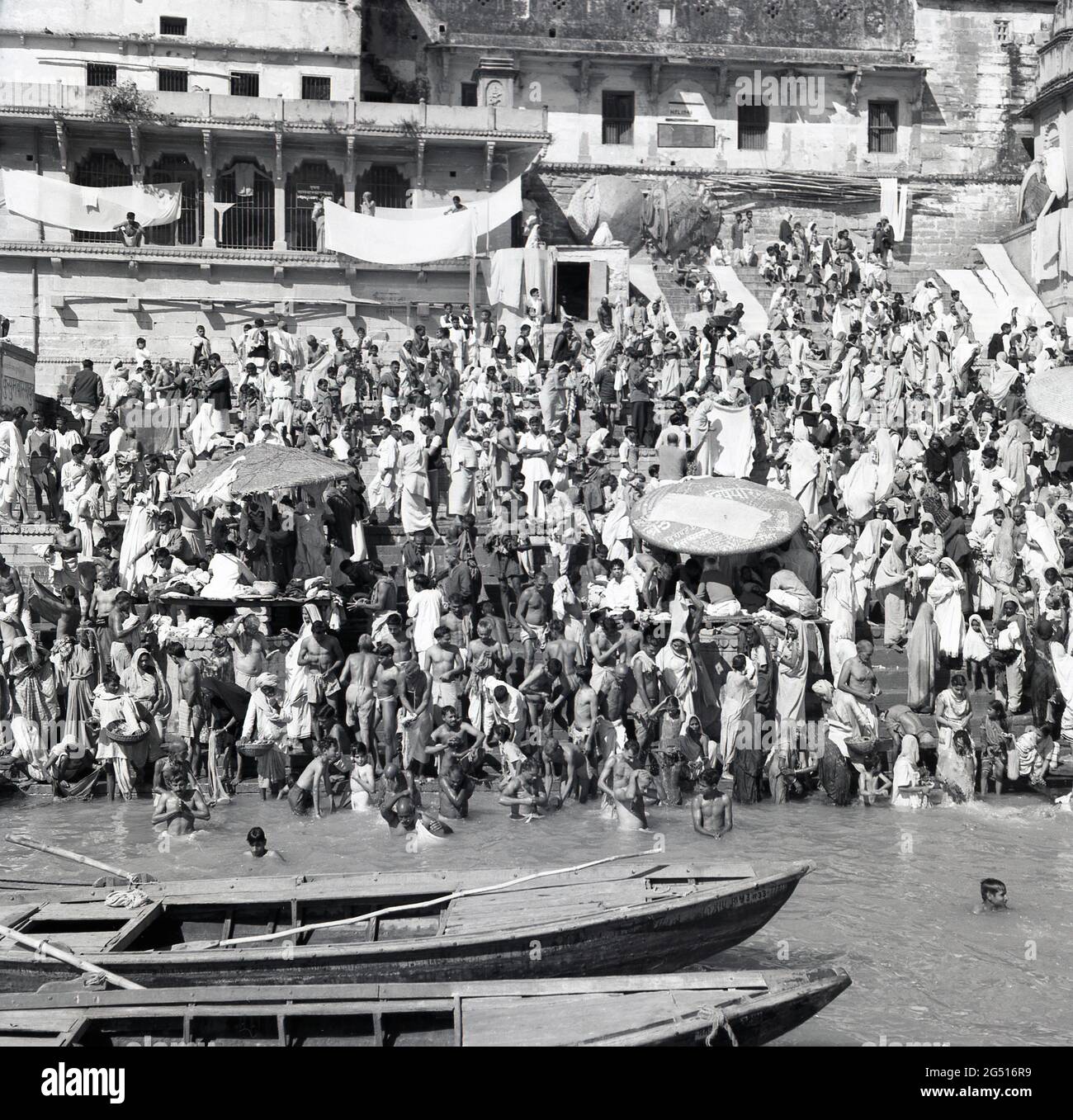 Crowd fifties 50s 1950s hi-res stock photography and images - Alamy