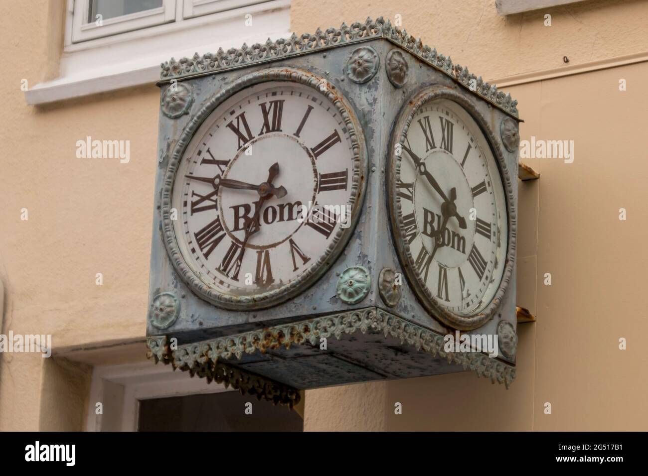 Old antique clock hi-res stock photography and images - Alamy