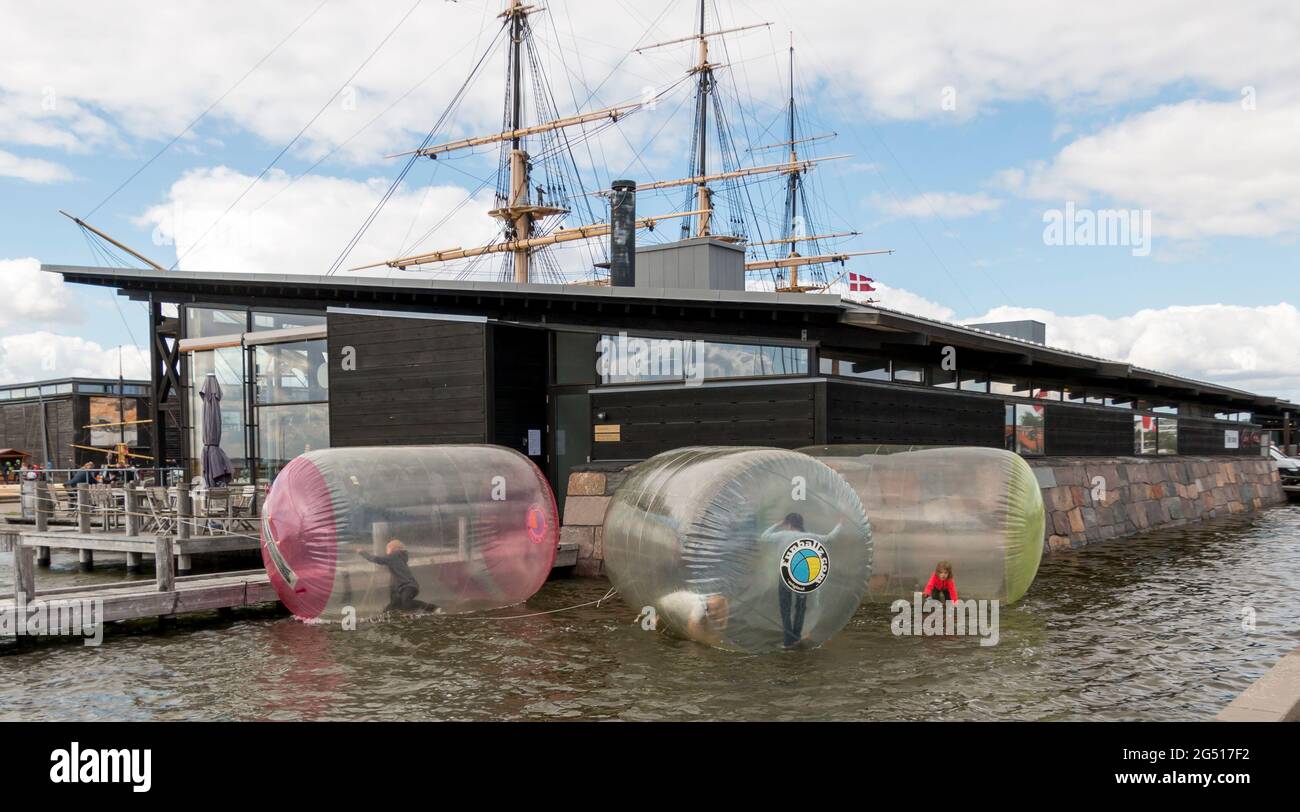 Water balloon balloons hi-res stock photography and images - Alamy