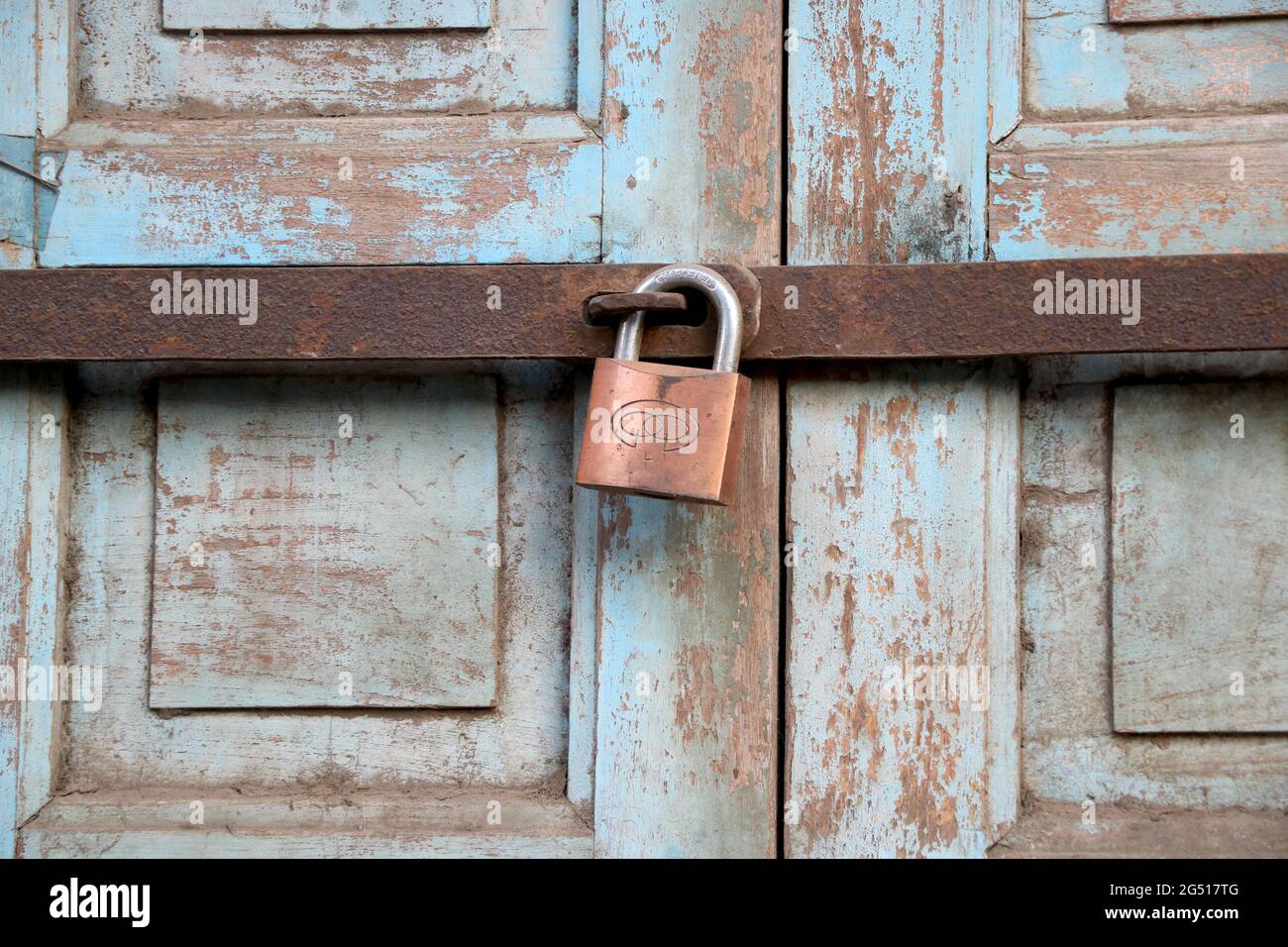 Rusted lock on an old closed door Stock Photo - Alamy