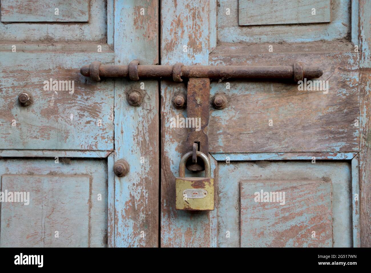 Rusted lock on an old closed door Stock Photo - Alamy