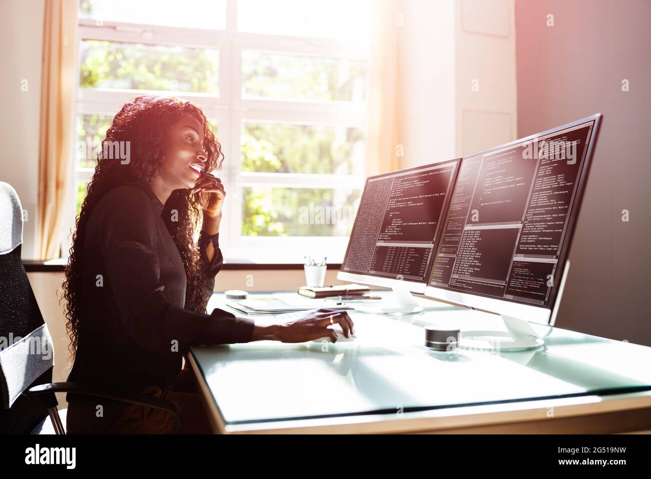 Coder black woman hi-res stock photography and images - Alamy