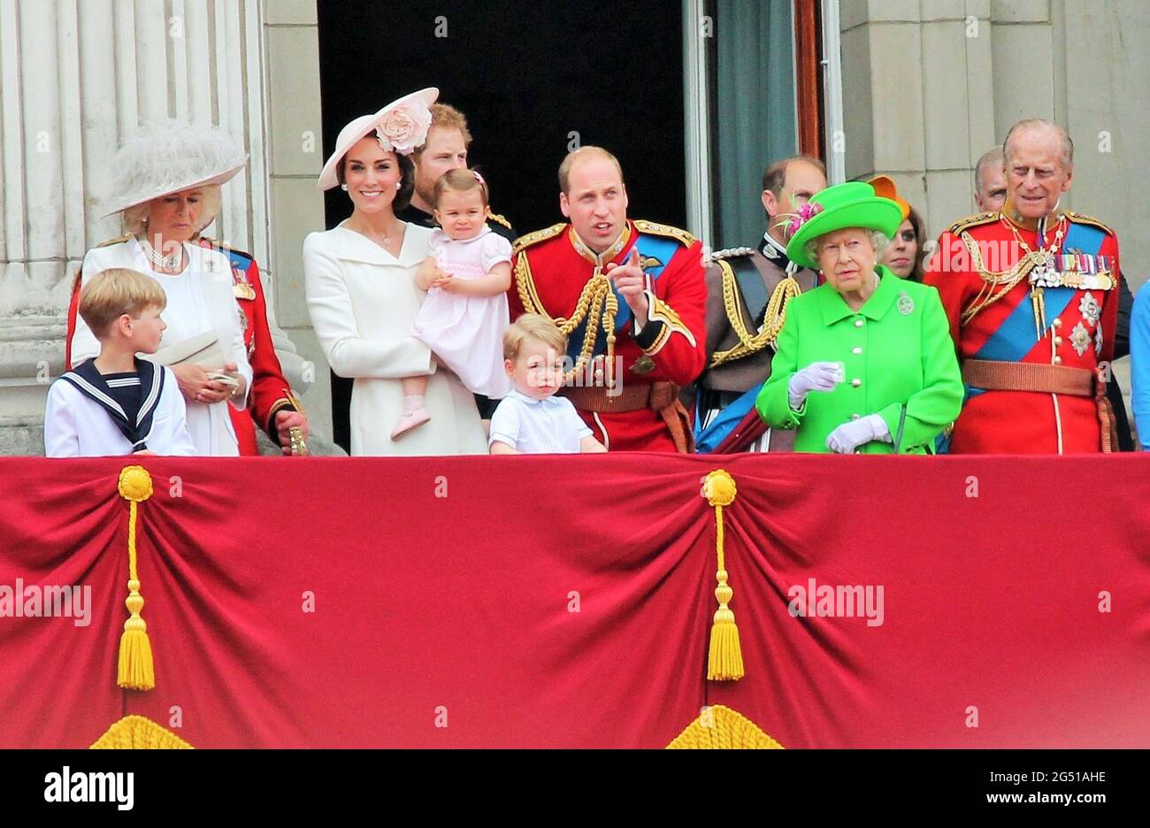 Queen elizabeth 90th birthday balcony hi-res stock photography and ...