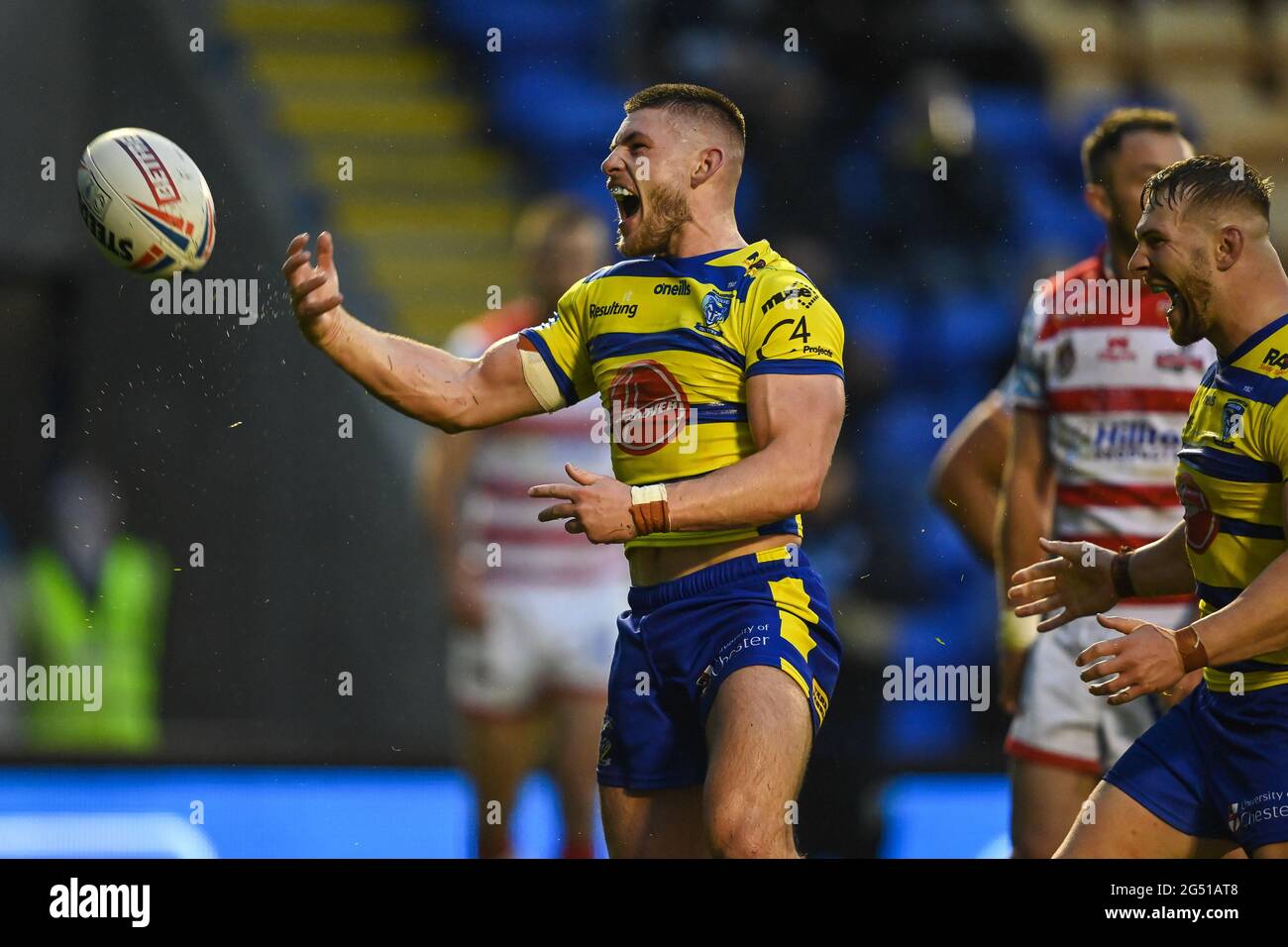 Danny Walker (16) of Warrington Wolves celebrates his try Stock Photo ...