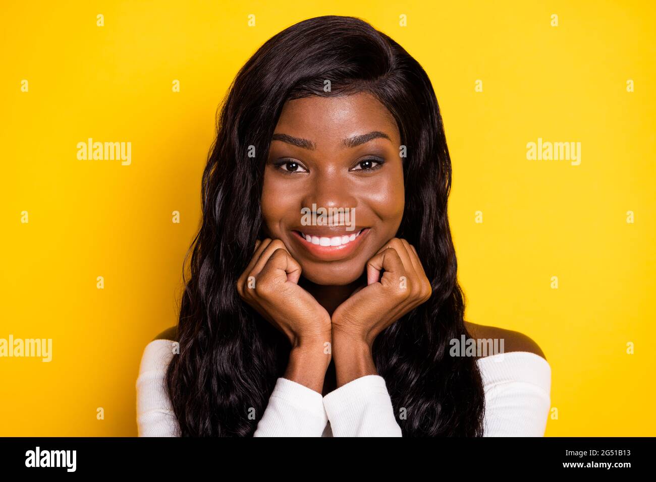 Photo portrait of black skinned woman smiling wearing white off ...