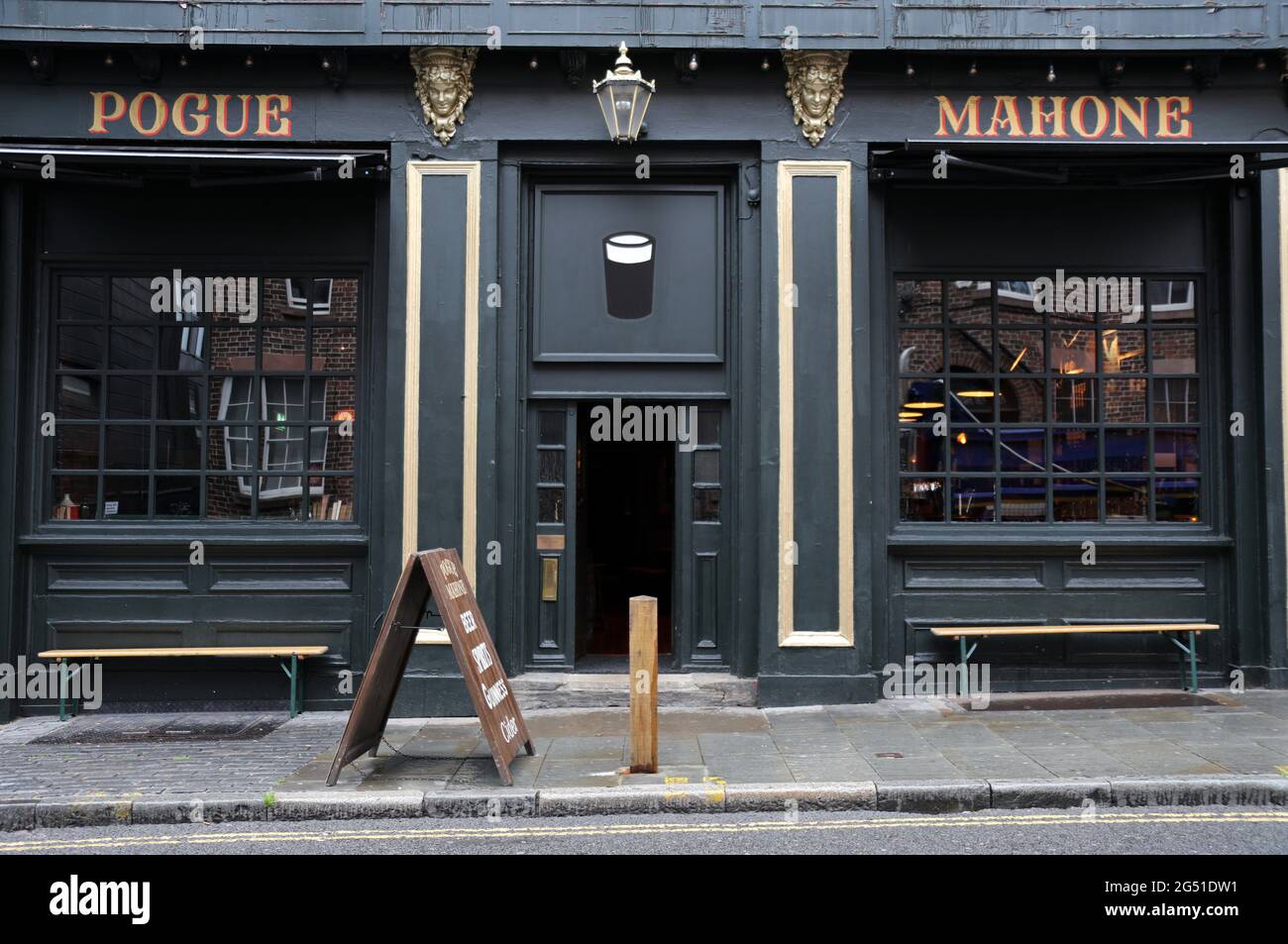 Pogue mahone hi-res stock photography and images - Alamy