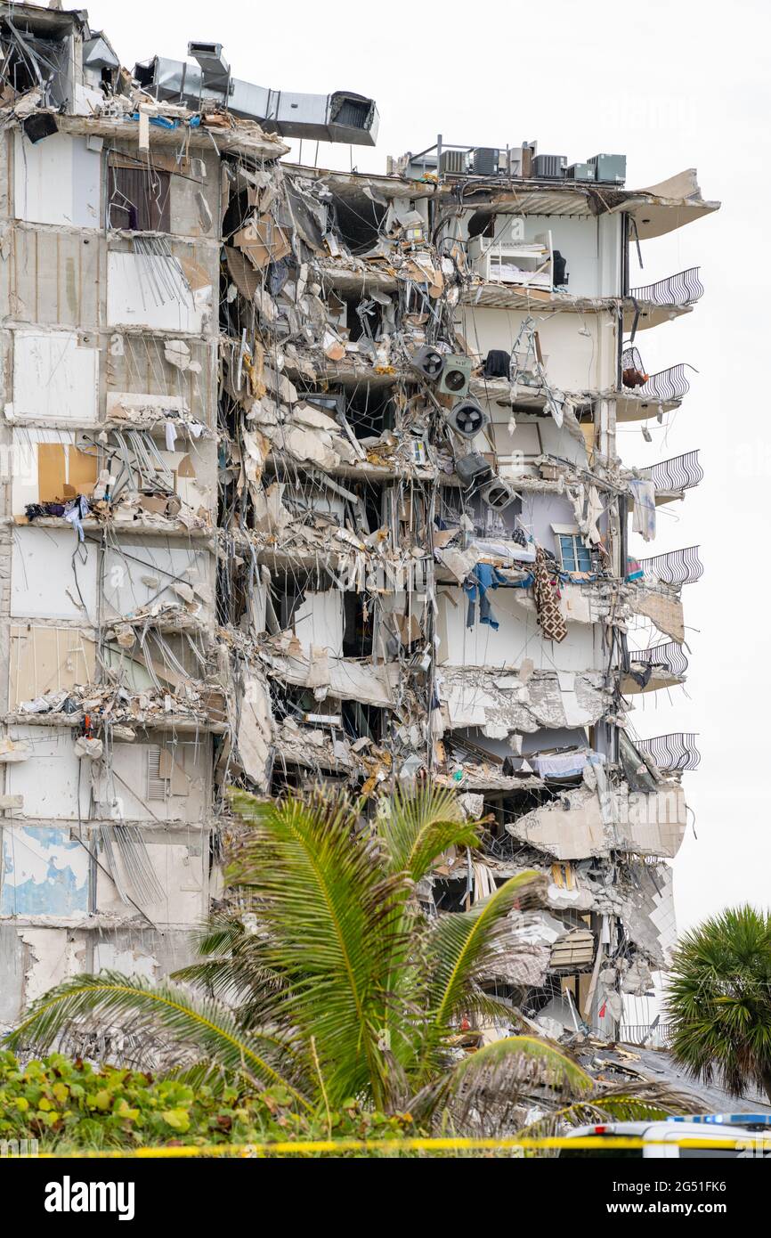 Condo collapse Champlain Towers Miami Surfside news photos Stock Photo ...
