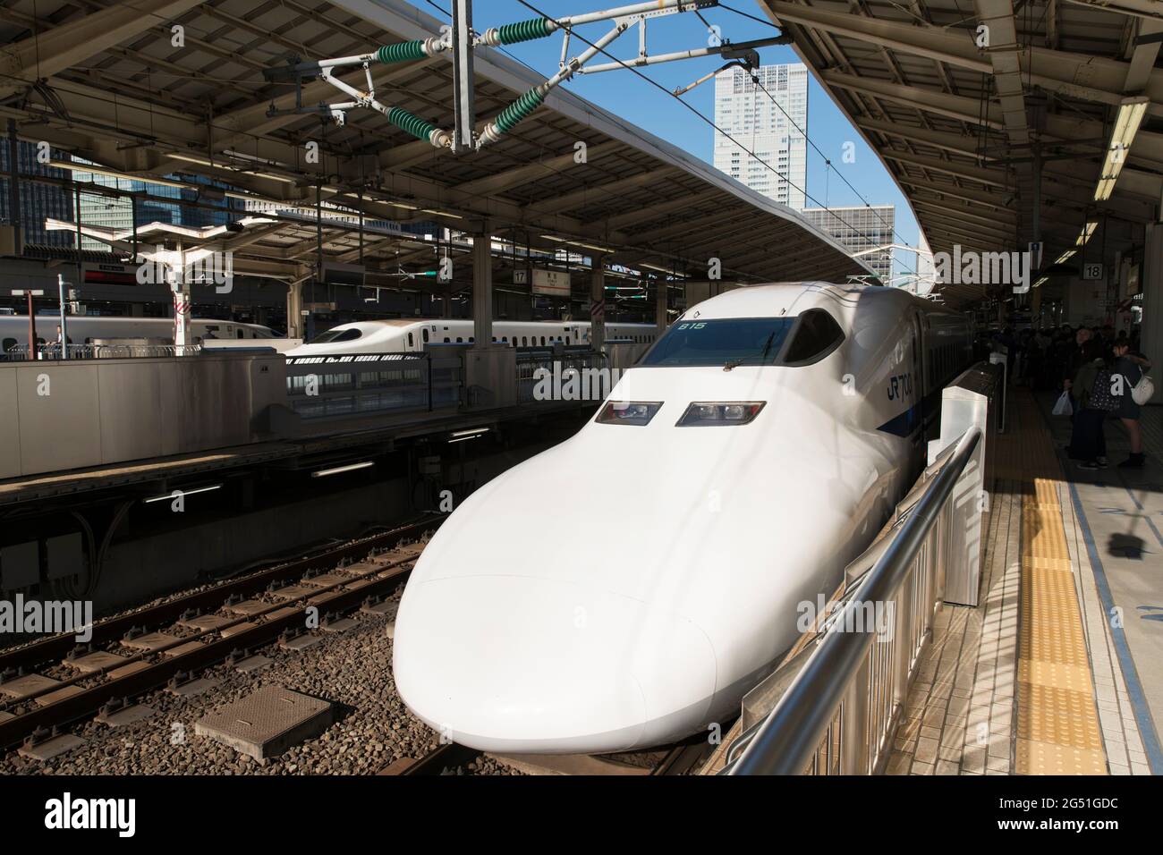 Shinkansen bullet train at the platform hi-res stock photography and ...